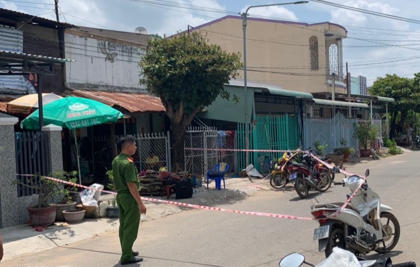 Nghi án con trai ruột dùng dao sát hại cha tử vong