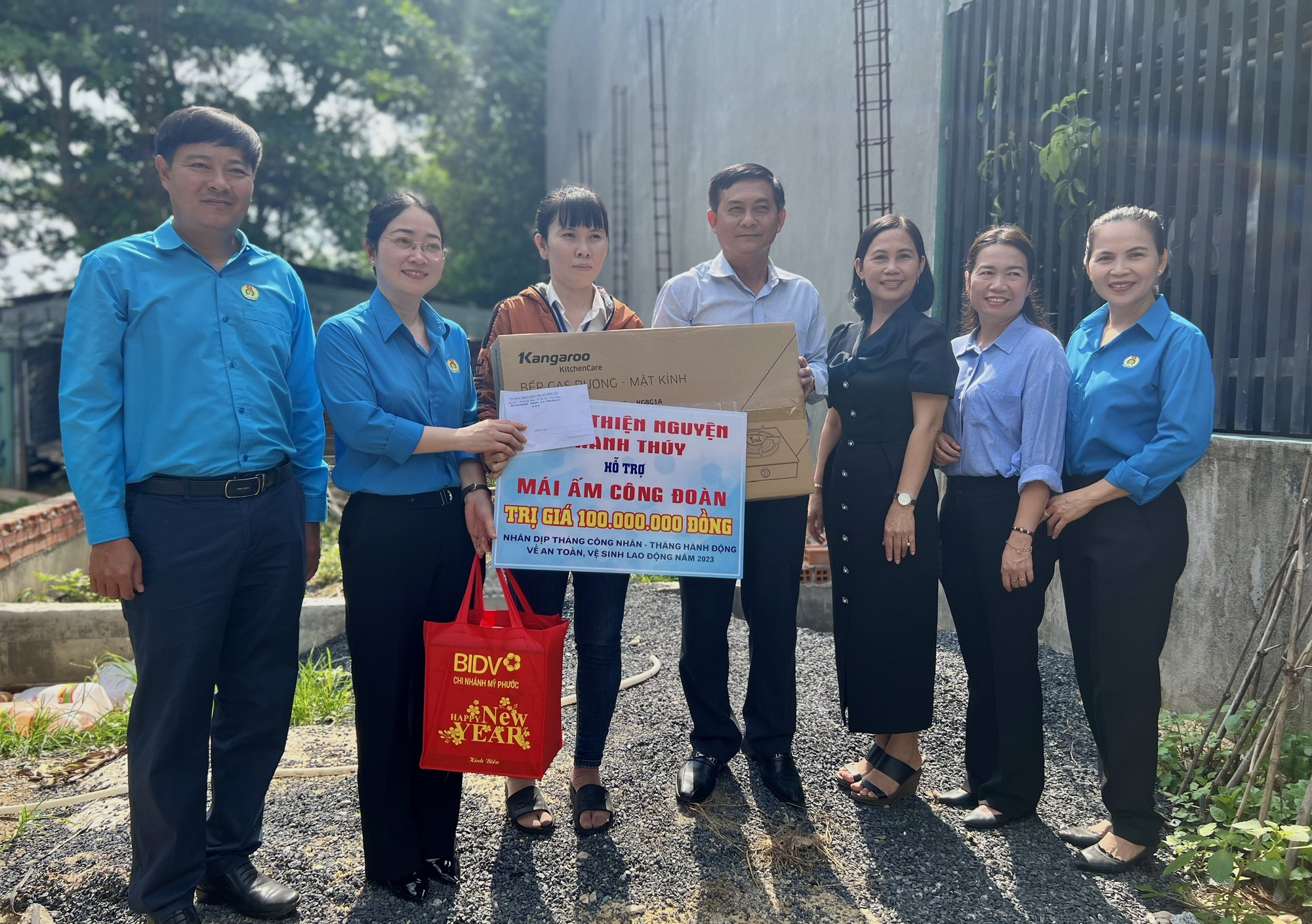 Nữ công nhân ở Bình Dương bật khóc khi được hỗ trợ 100 triệu đồng để xây nhà