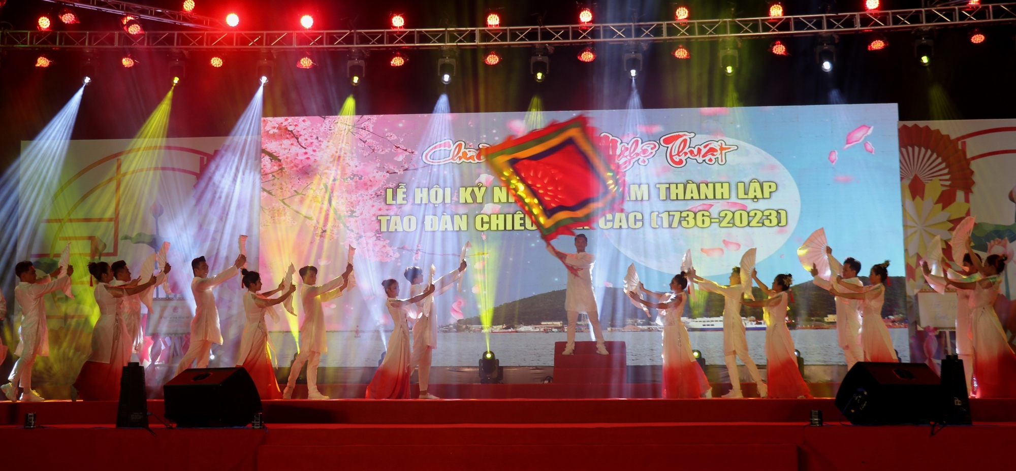 Những người làm hoa cho đất: Xướng họa thi ca ở Chiêu Anh Các