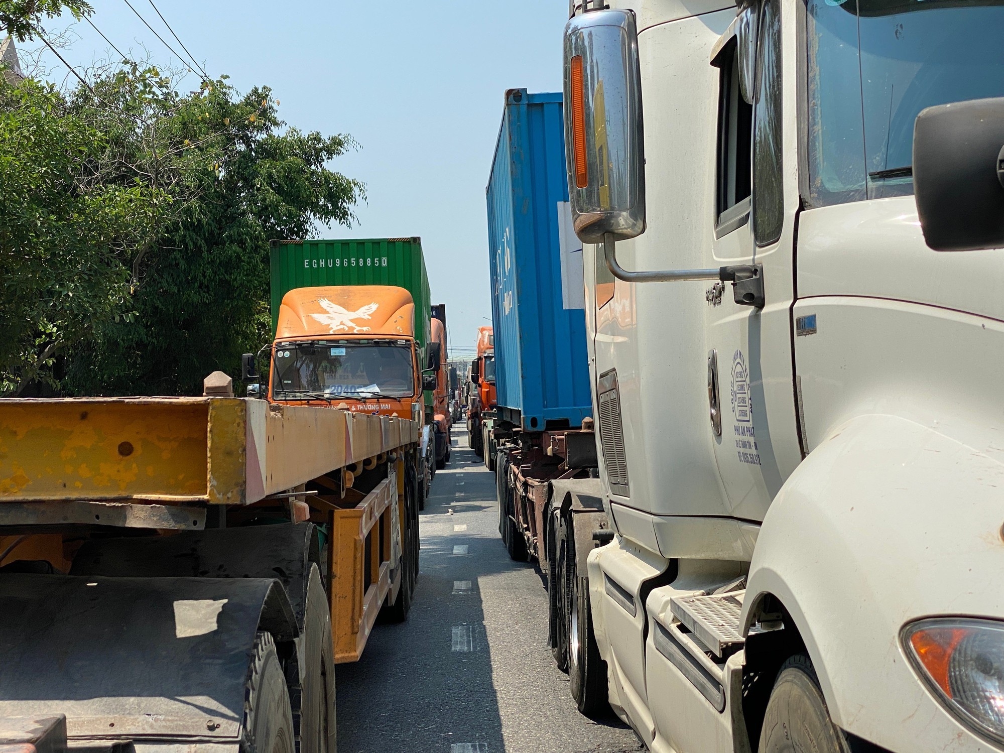 Hàng dài xe container ùn ứ trước cảng vì giải IRONMAN