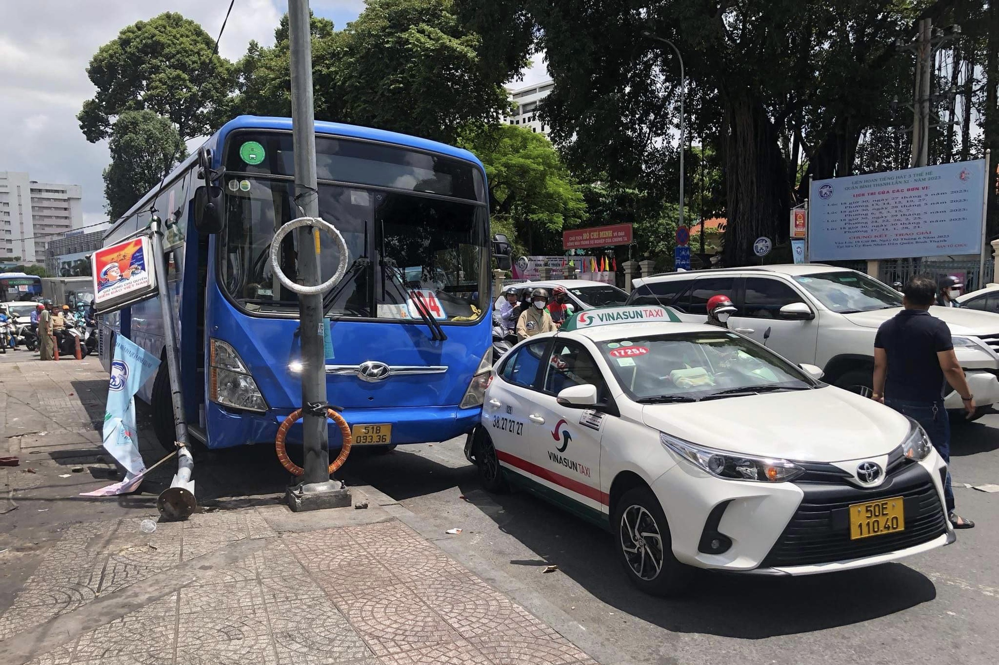 TP HCM: Đầu xe buýt biến dạng sau sự cố trên đường