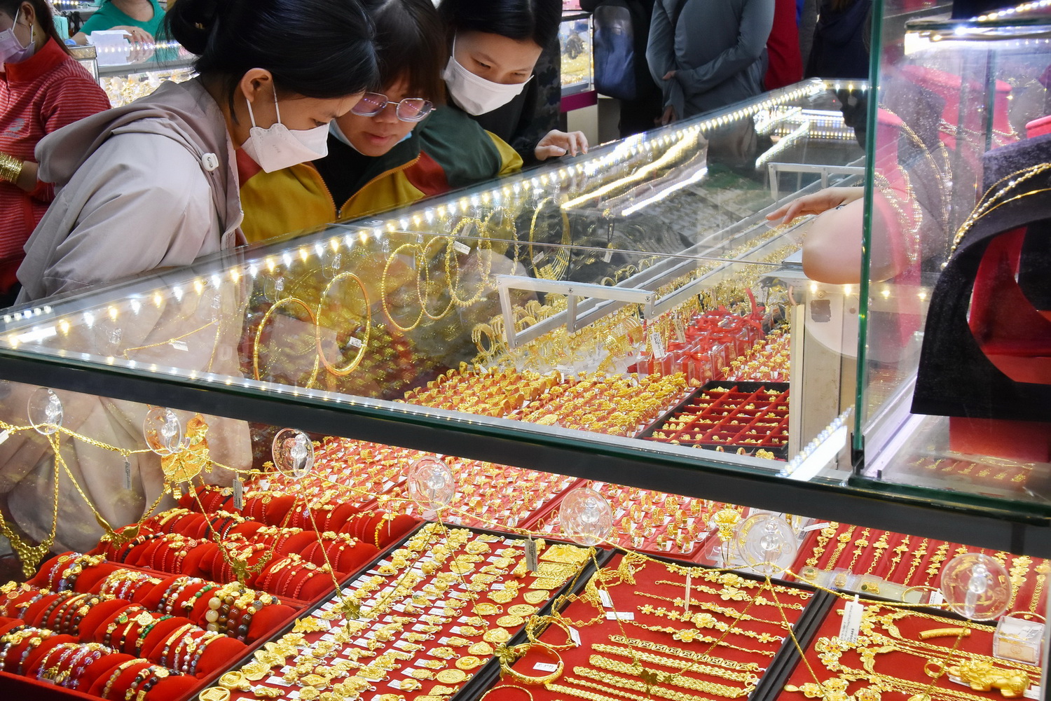 Gold price today June 18: SJC gold is still higher than ring gold by ...