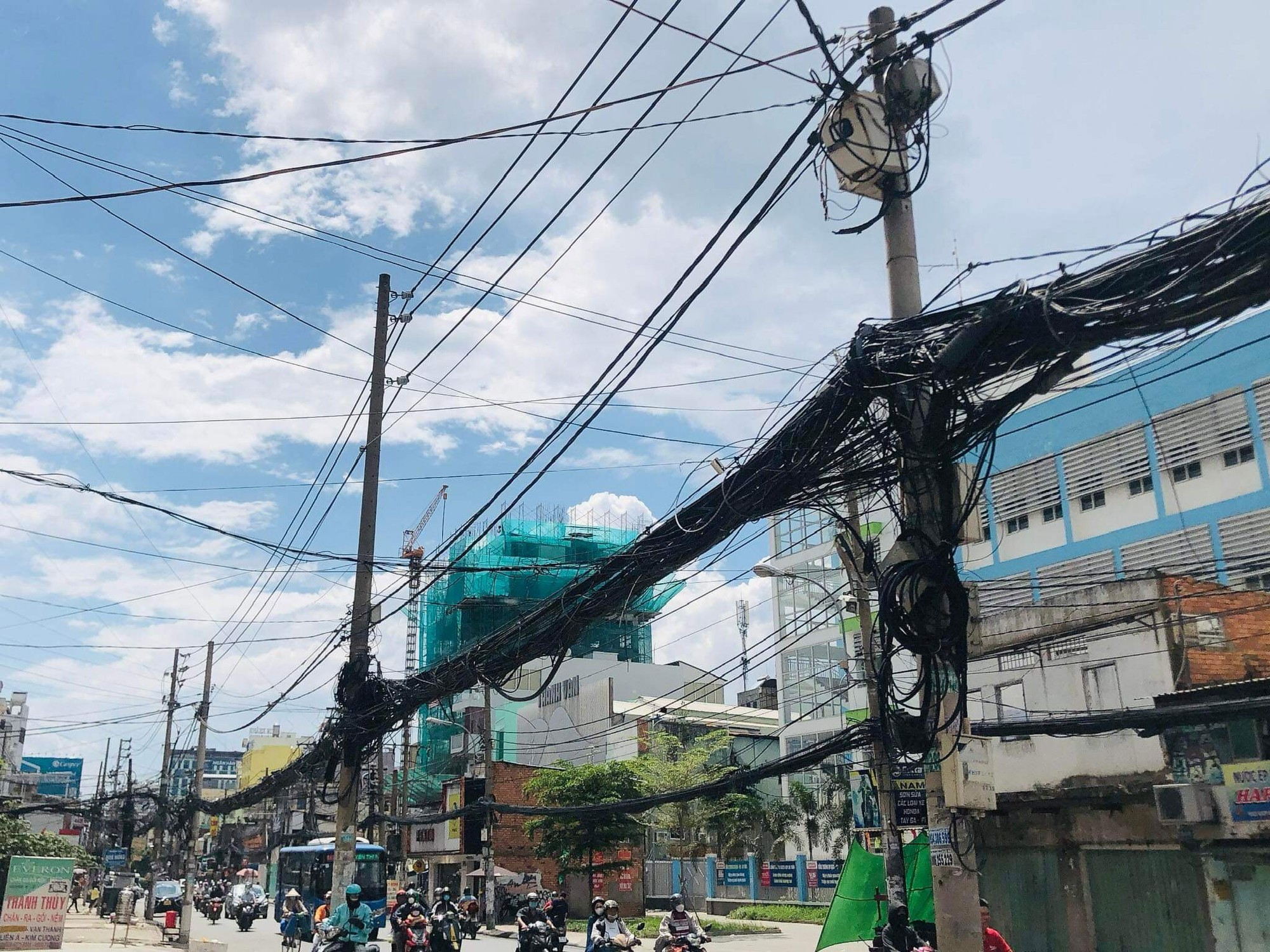 Những "ổ rác" ở trụ điện