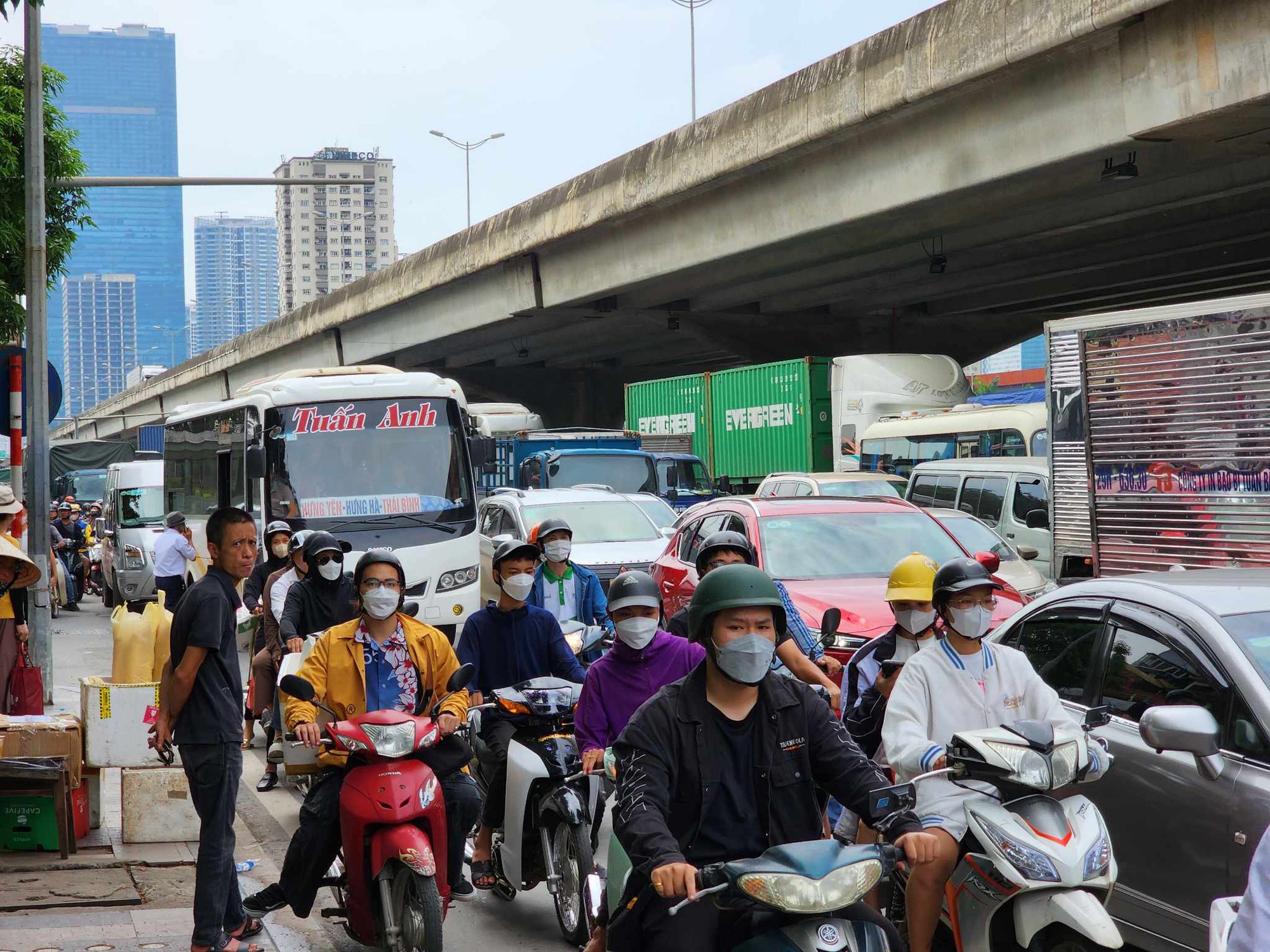 CLIP: Xe buýt bốc cháy khi đang lên dốc Vành đai 3 trên cao