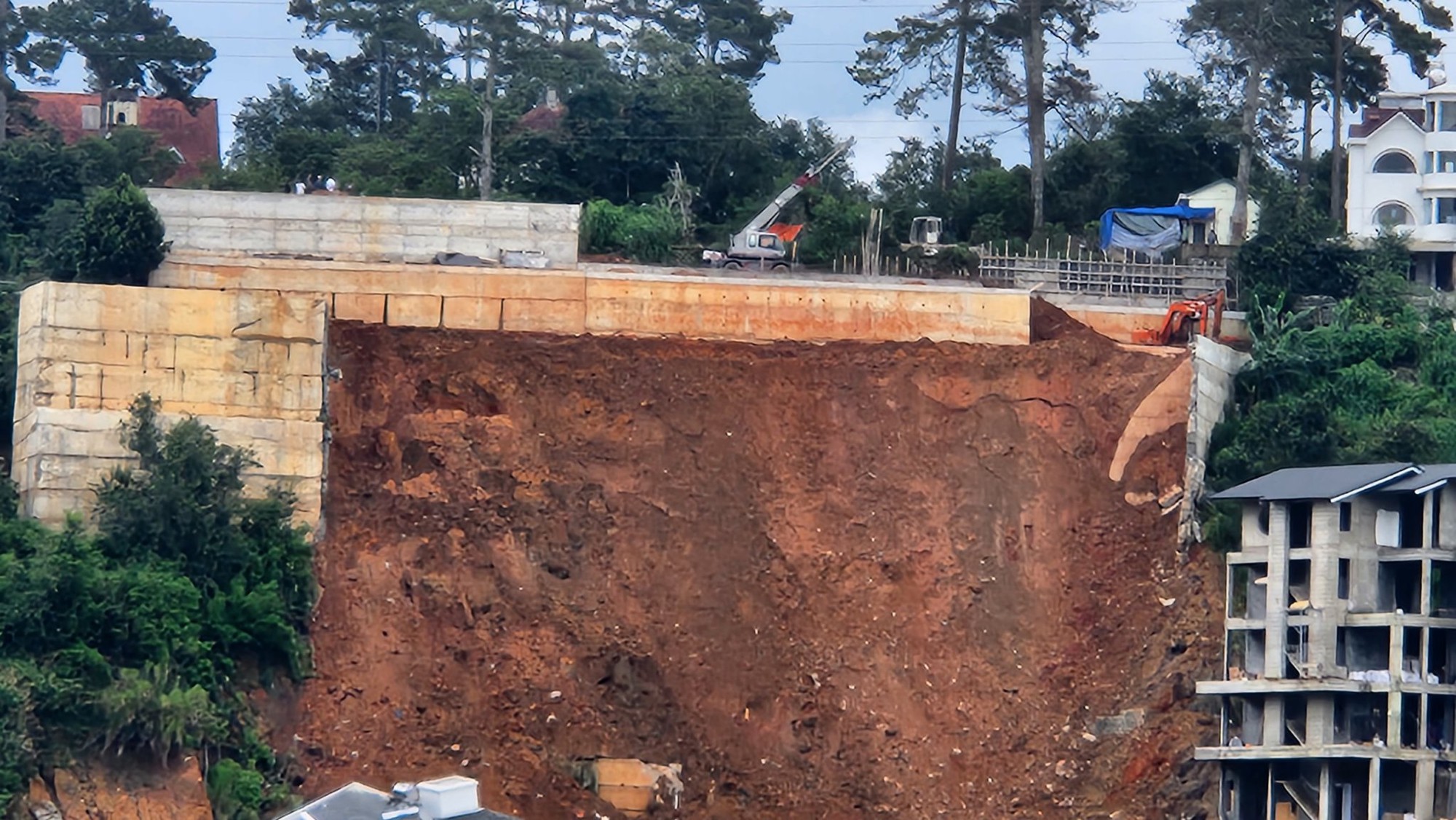 Đánh sập đoạn taluy ở khu vực 2 người chết do sạt lở tại Đà Lạt