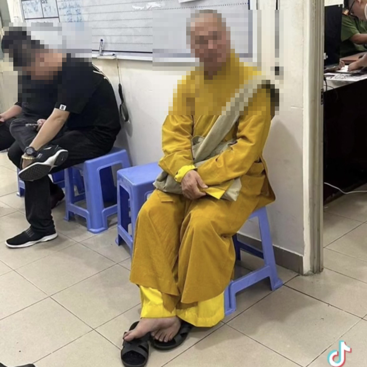 Xôn xao clip người đàn ông trọc đầu, mặc đồ giống nhà sư vào quán nhậu