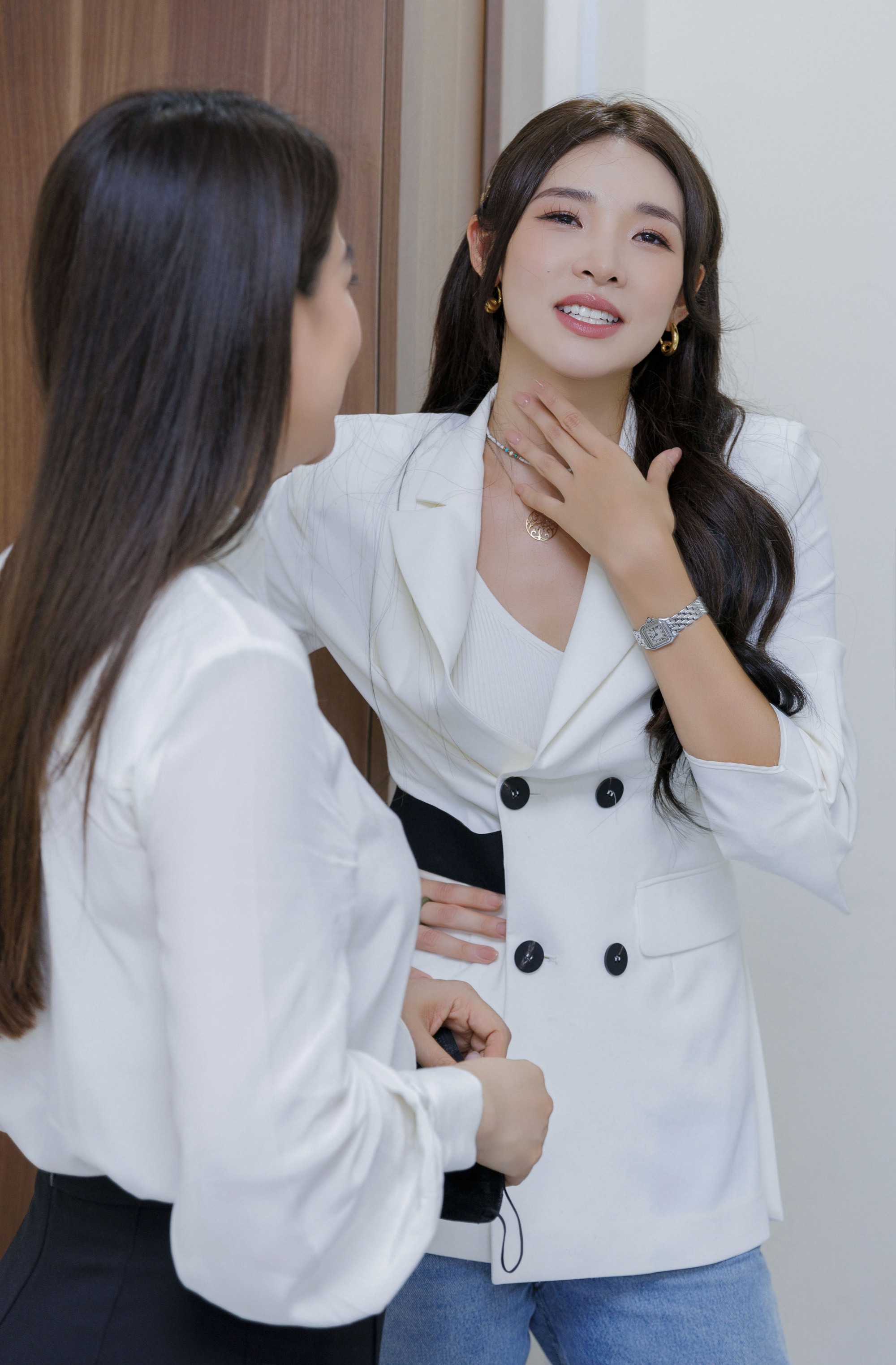 Hoa hậu Mina Sue Choi bật khóc khi thăm Viện tim