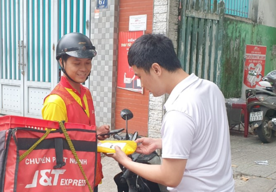 J&T Express trao thưởng gần 300 triệu cho shipper