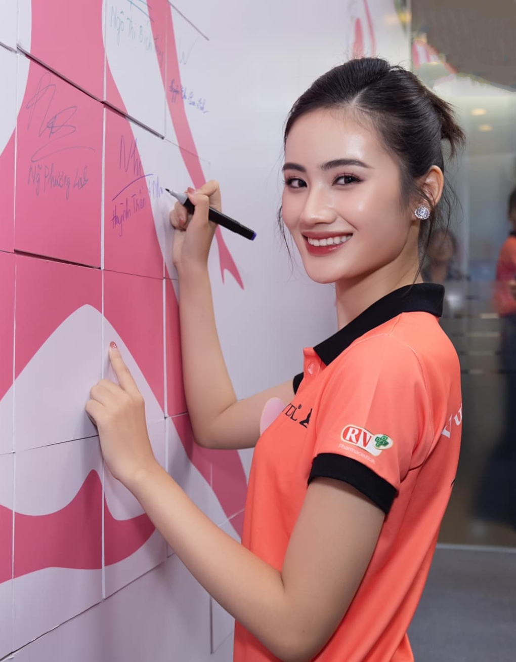 Vừa đăng quang đã liên tụng "vạ miệng", tân hoa hậu Ý Nhi bị chỉ trích