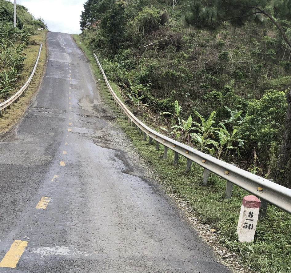 Thuê người đào phá mặt đường Quốc lộ 28B để vá vỏ?