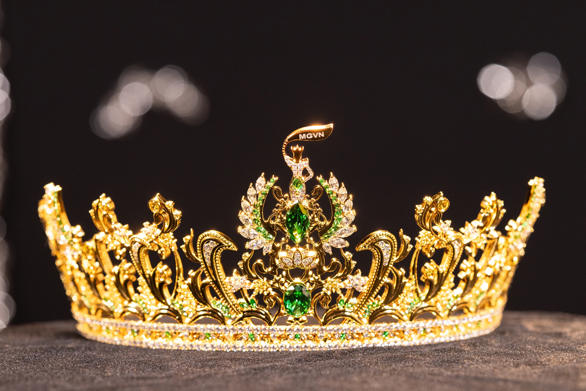 Cận cảnh vương miện đính kim cương, vàng 24K của Hoa hậu Hòa bình Việt ...