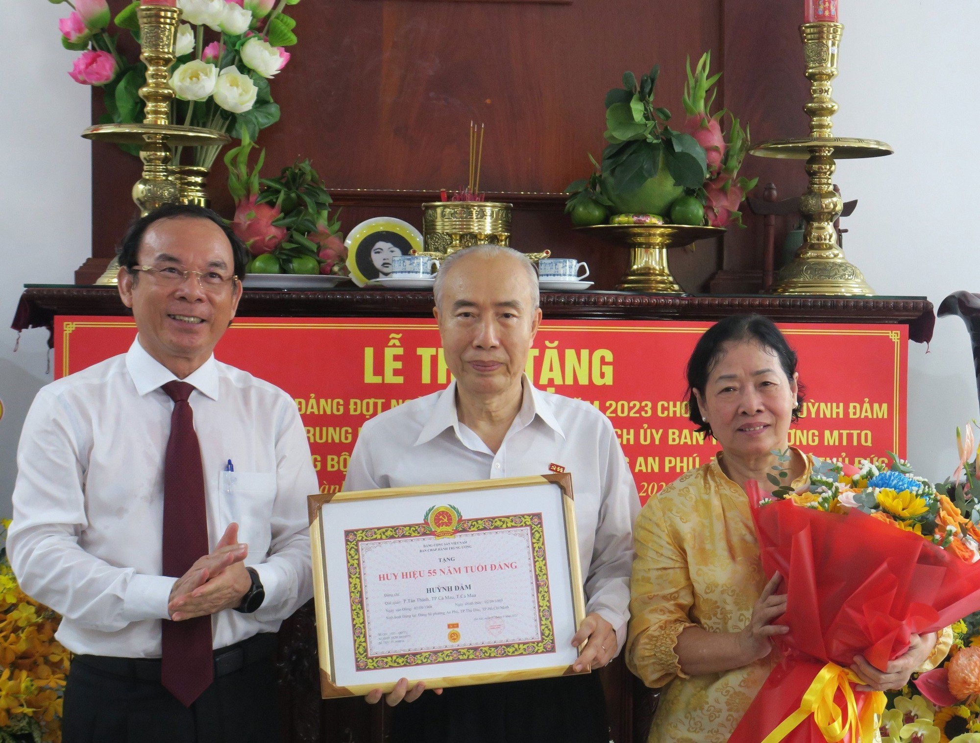 Ông Huỳnh Đảm nhận Huy hiệu 55 năm tuổi Đảng