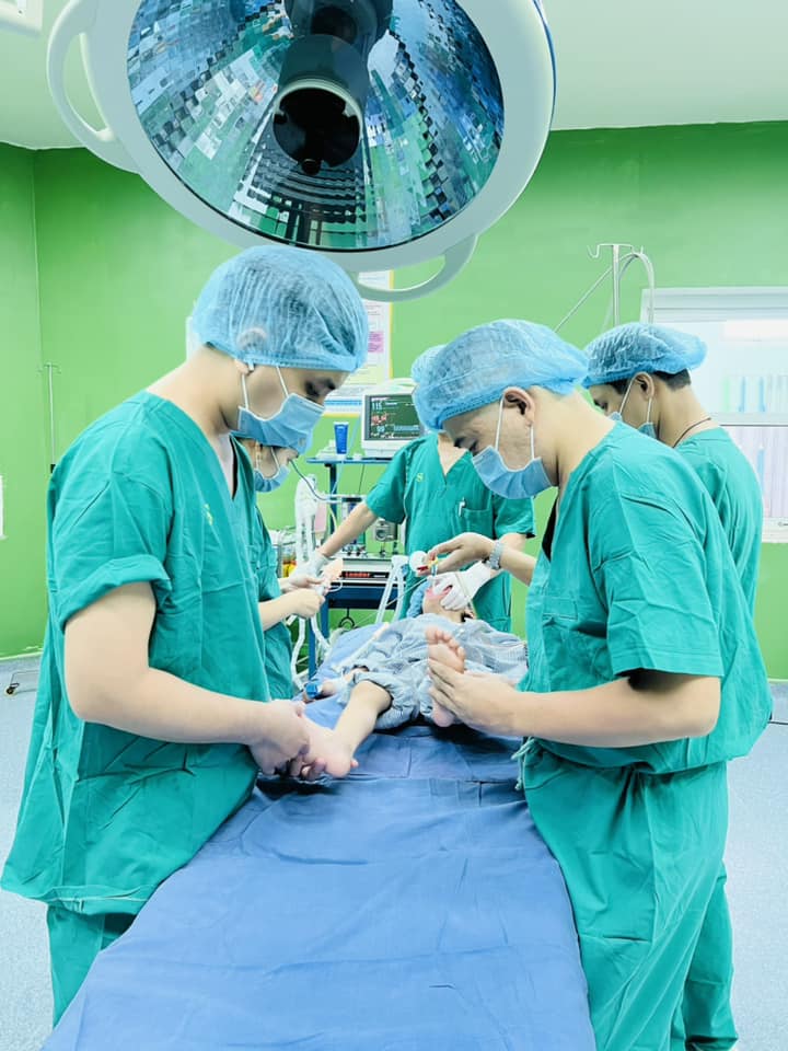 "Trả lại tuổi thơ" cho bé gái đáng thương có bàn chân khoèo