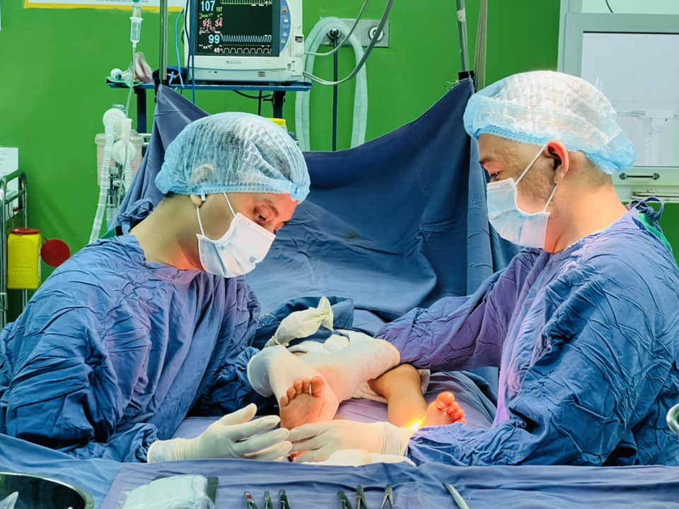 "Trả lại tuổi thơ" cho bé gái đáng thương có bàn chân khoèo