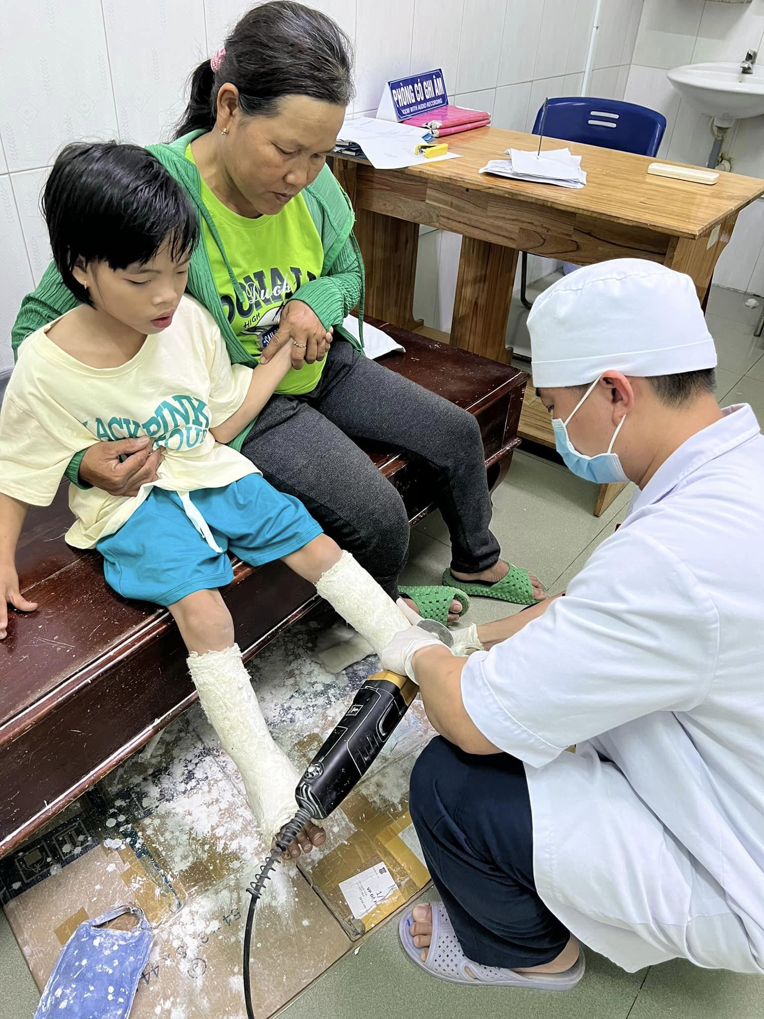 "Trả lại tuổi thơ" cho bé gái đáng thương có bàn chân khoèo