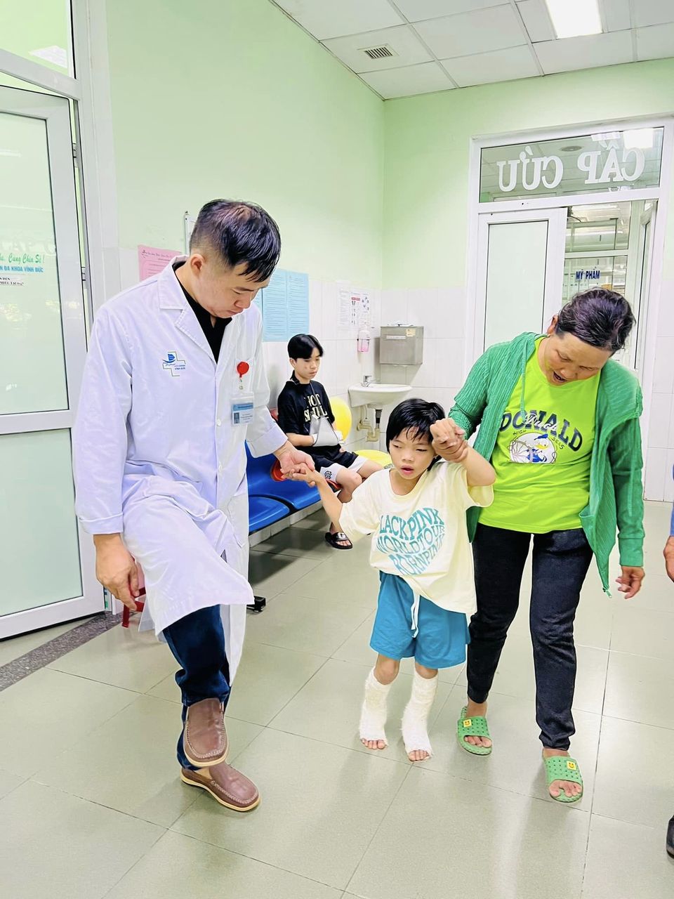 "Trả lại tuổi thơ" cho bé gái đáng thương có bàn chân khoèo