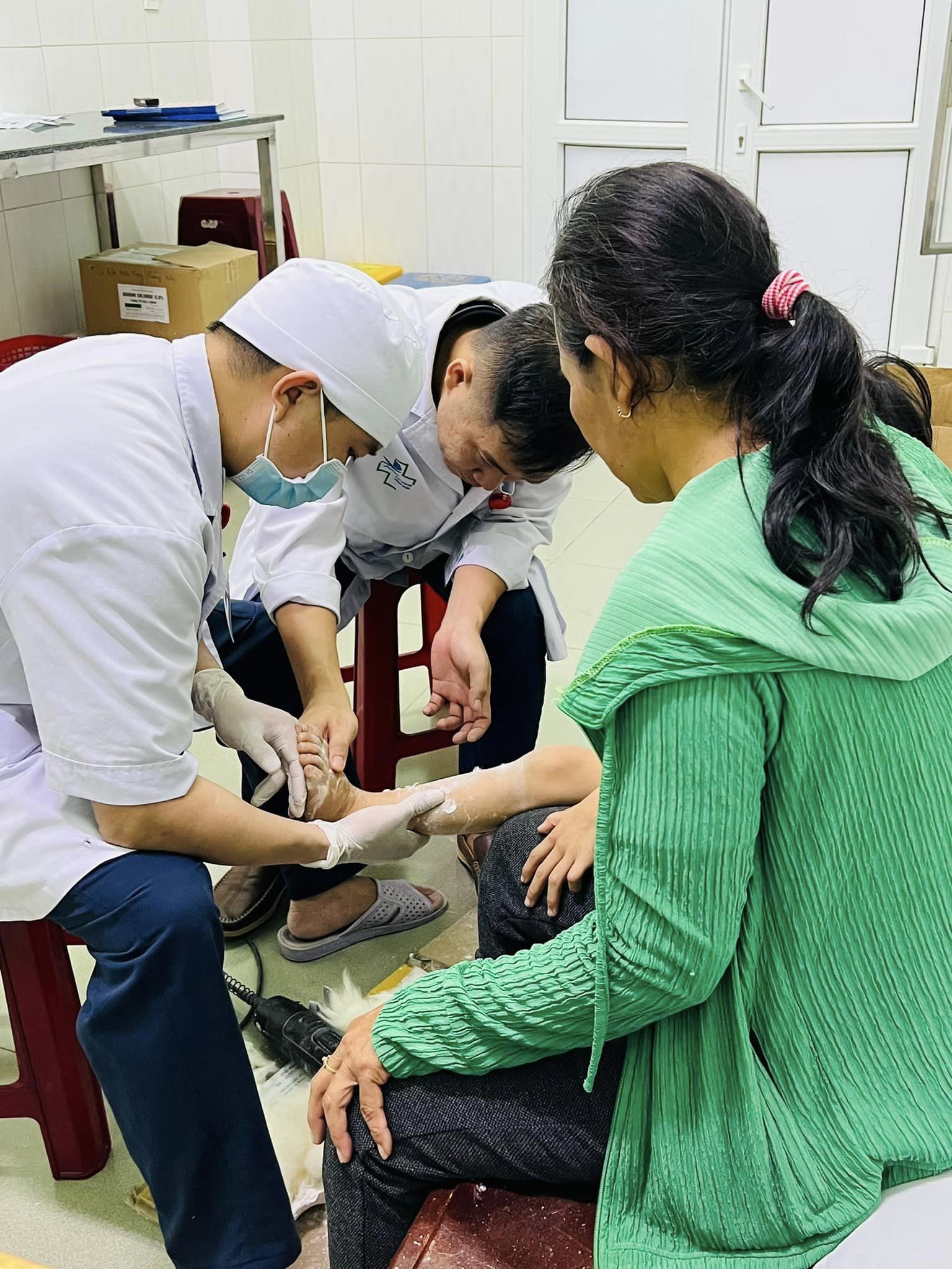 "Trả lại tuổi thơ" cho bé gái đáng thương có bàn chân khoèo