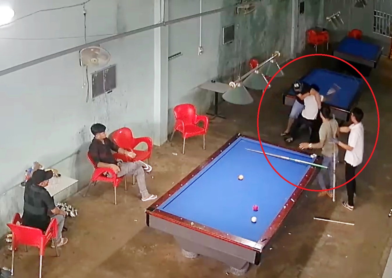 Mâu thuẫn khi chơi bida, người đàn ông chém bạn tử vong