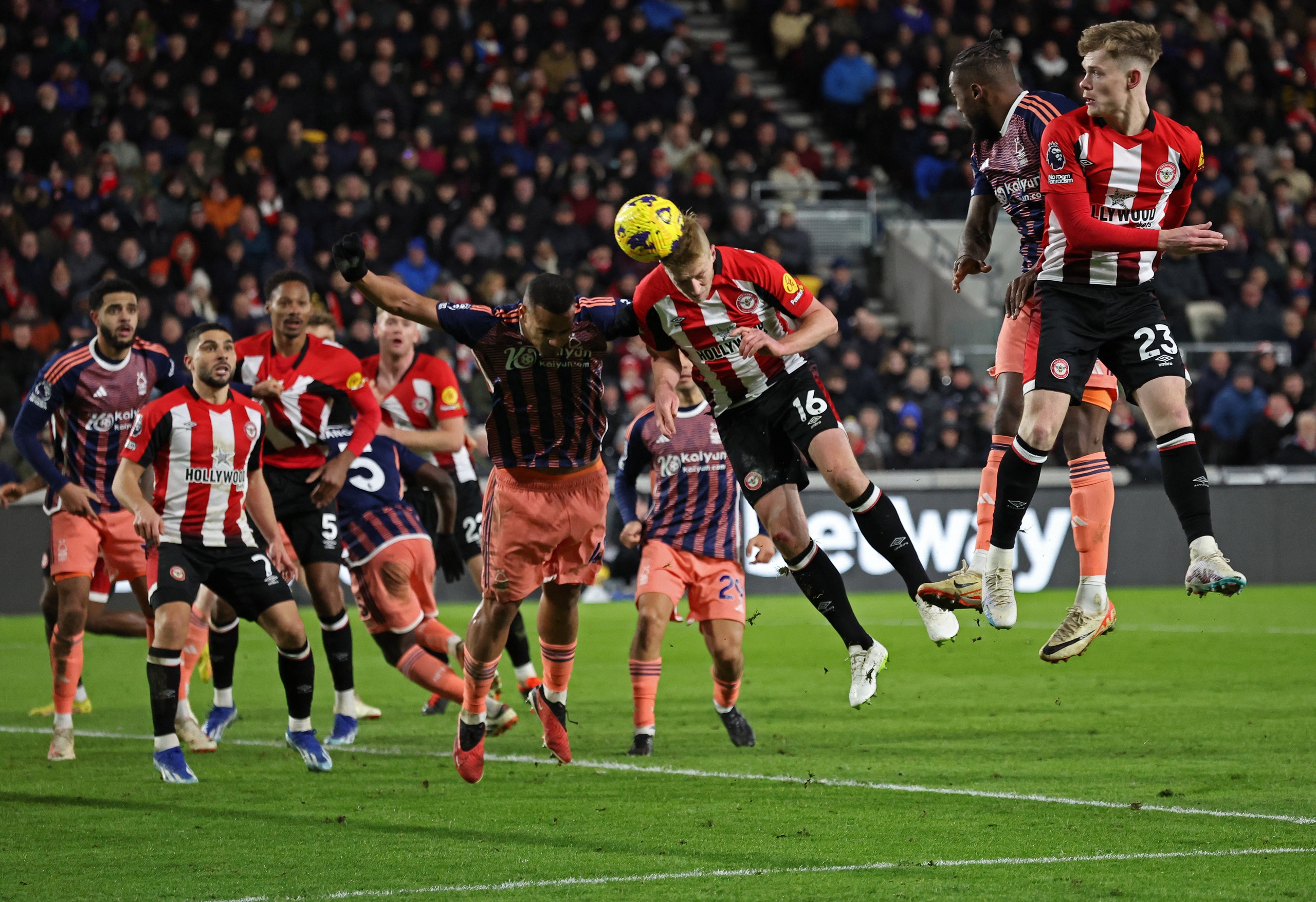 "Siêu tiền đạo" tái xuất, Brentford ngược dòng hạ Nottingham Forest