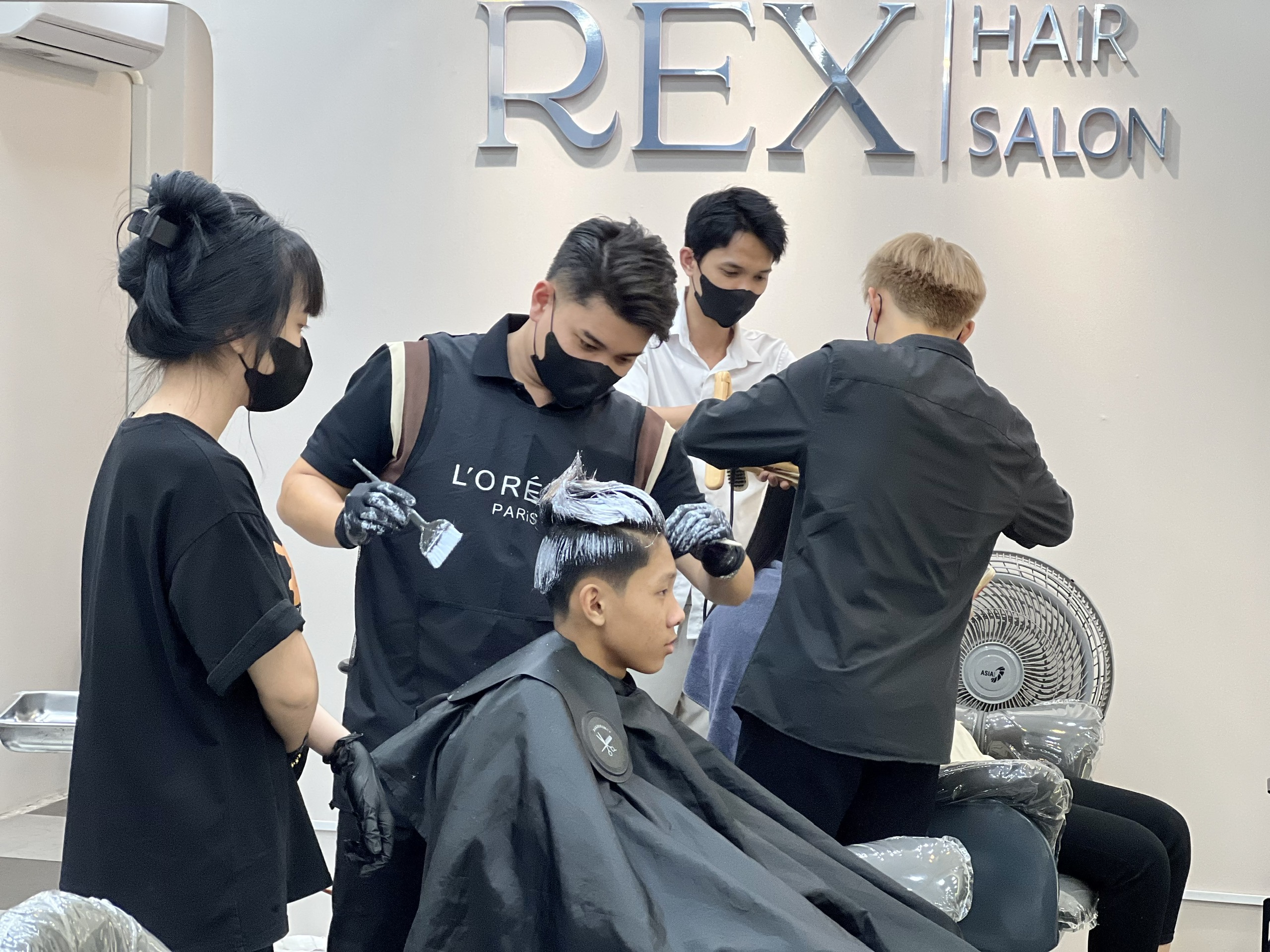 Làm đến nửa đêm nhưng nhân viên tiệm tóc, nail vẫn rạng rỡ vì thu nhập tăng vọt