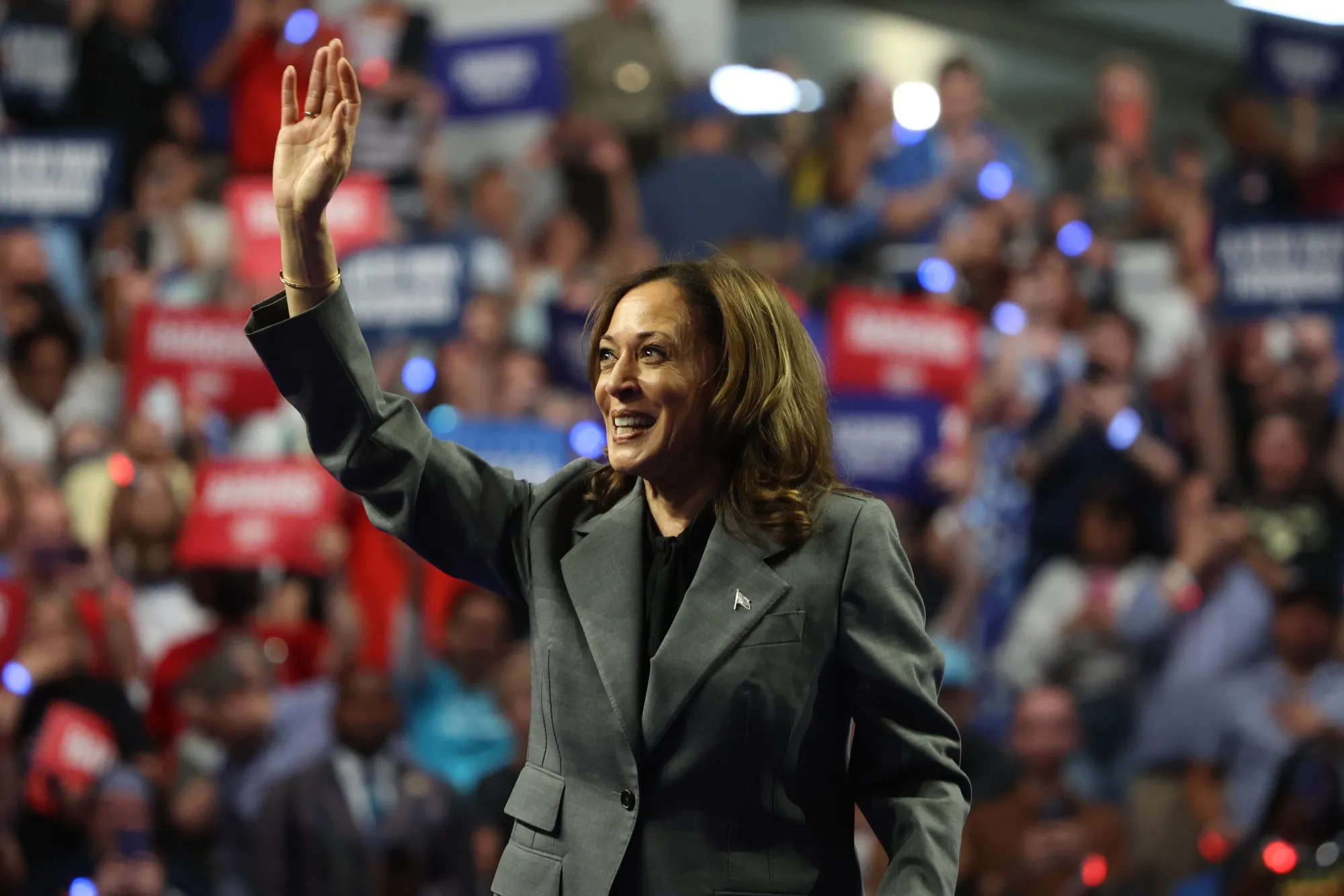 Bà Kamala Harris: Cú đảo ngược vận mệnh và "khách hàng" duy nhất! - Tài ...