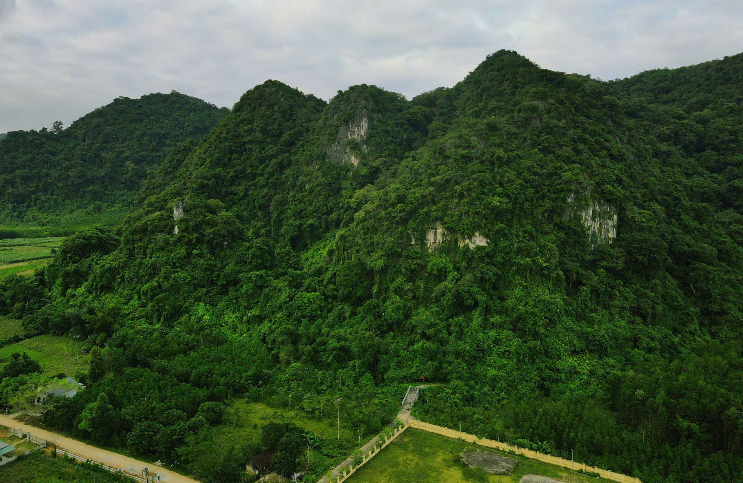 Bí ẩn bên trong hang động có dấu tích người tiền sử