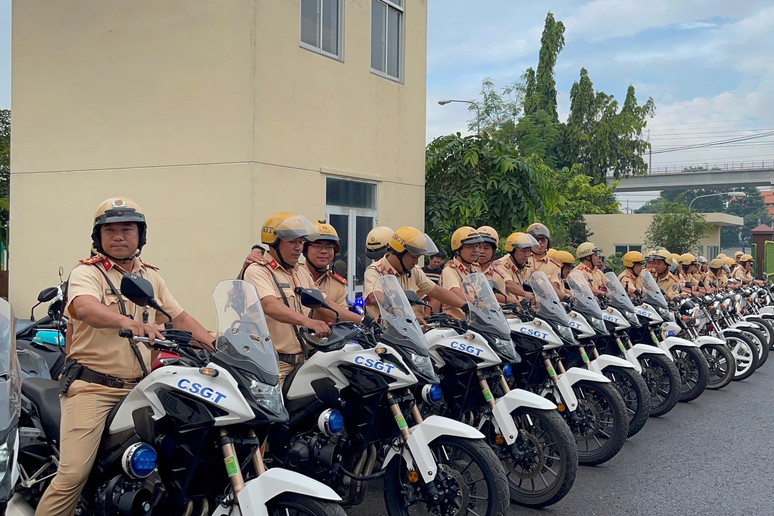 Mang điện thoại đi sửa, người đàn ông bỏ luôn xe khi gặp CSGT