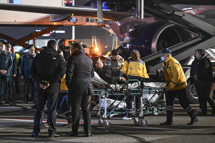 Hành khách kể về tiếng nổ lớn trước khi máy bay Azerbaijan bị rơi