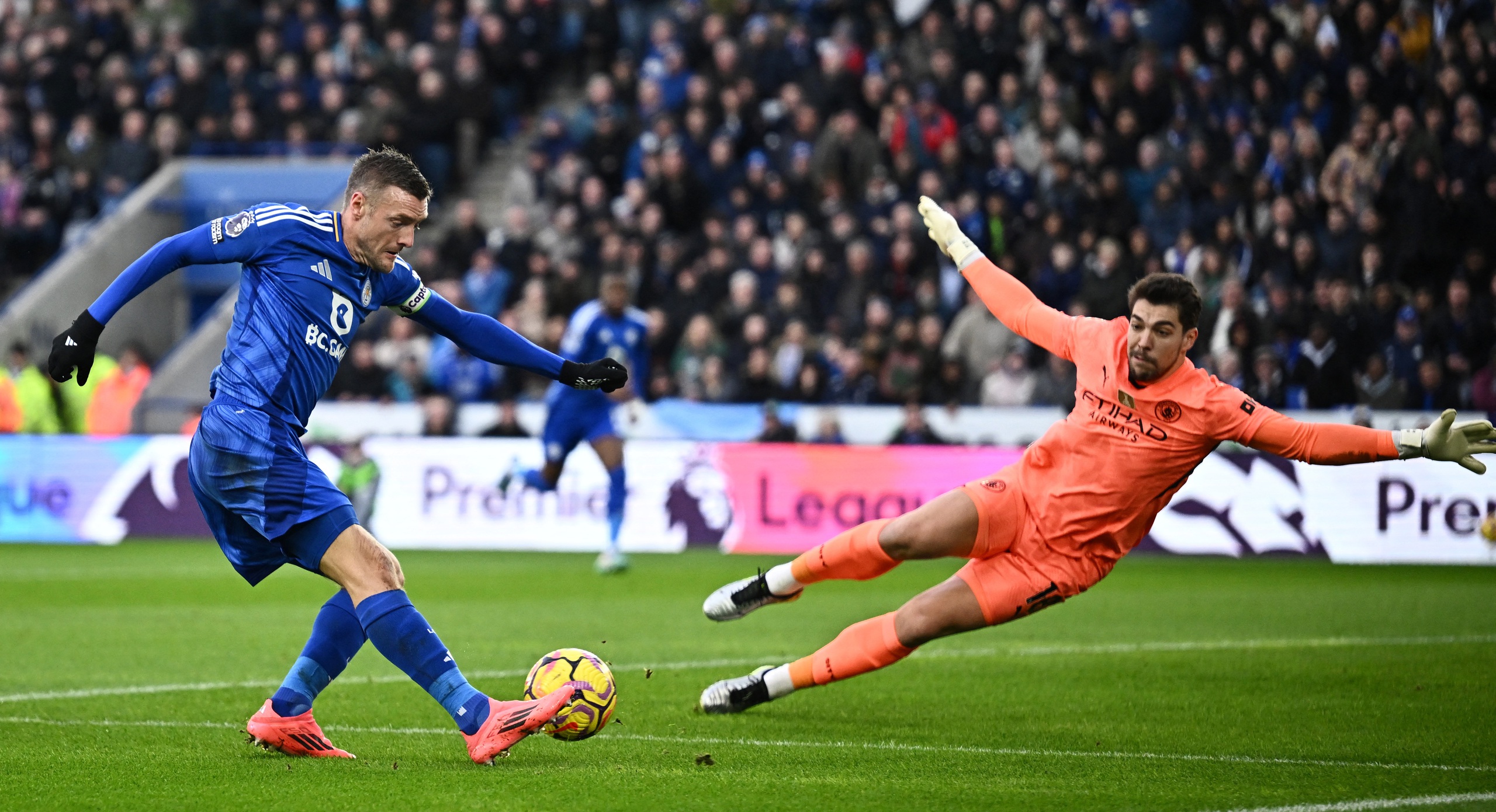 Giải cơn khát chiến thắng, Man City làm nổ tung cầu trường King Power