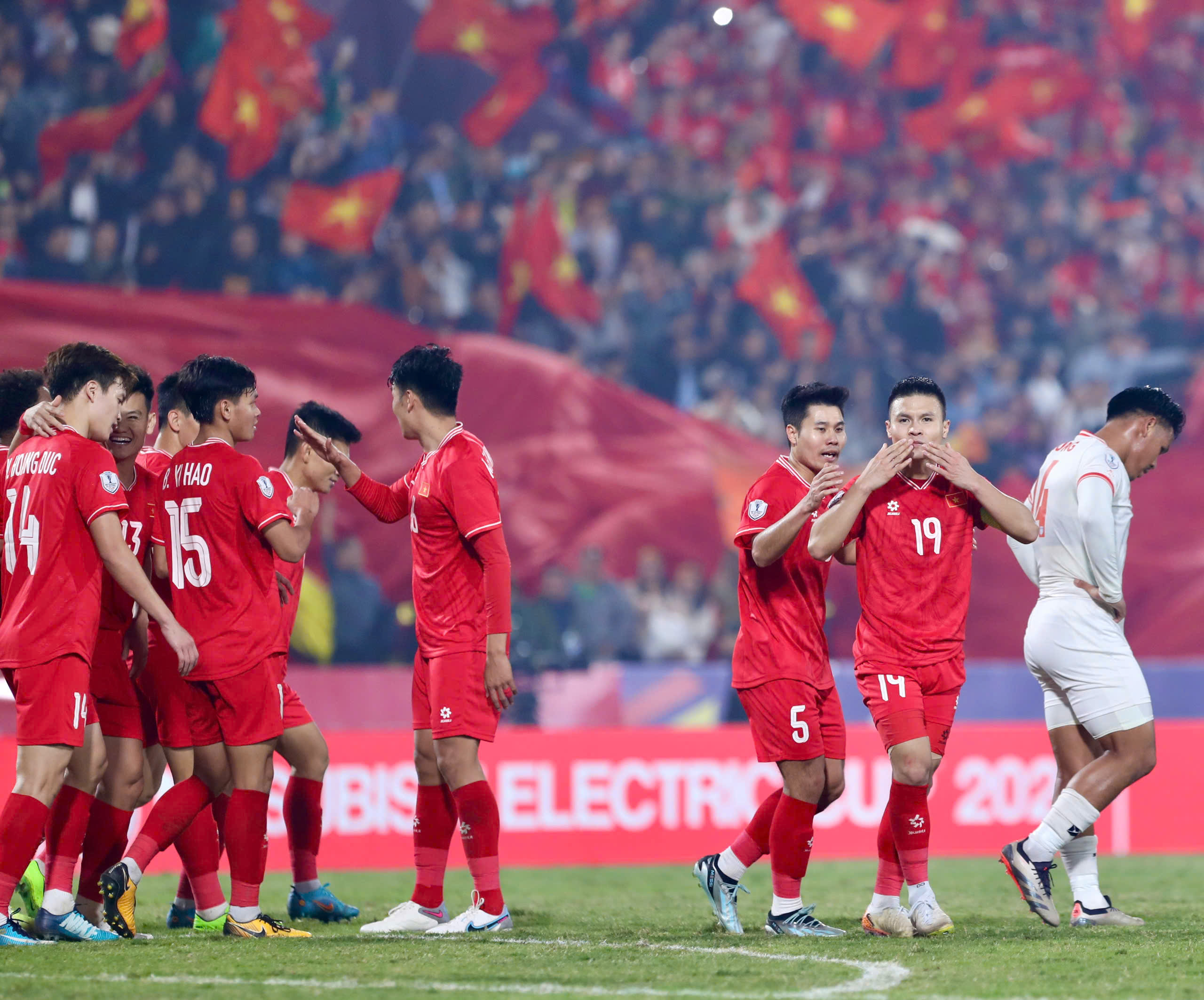 SHB treo thưởng 2 tỉ đồng cho chức vô địch của đội tuyển Việt Nam