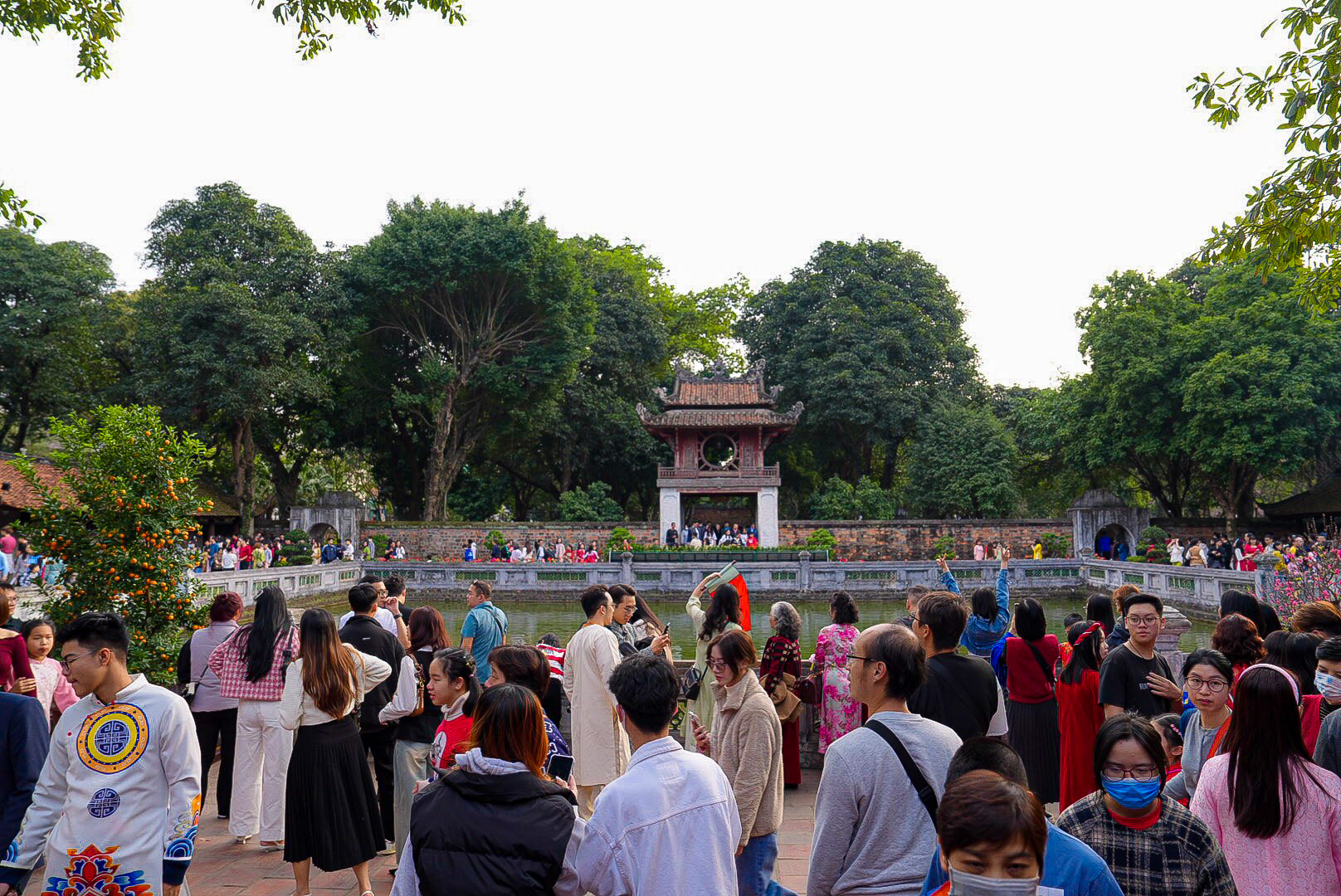 Hàng ngàn người đổ về Văn Miếu du xuân