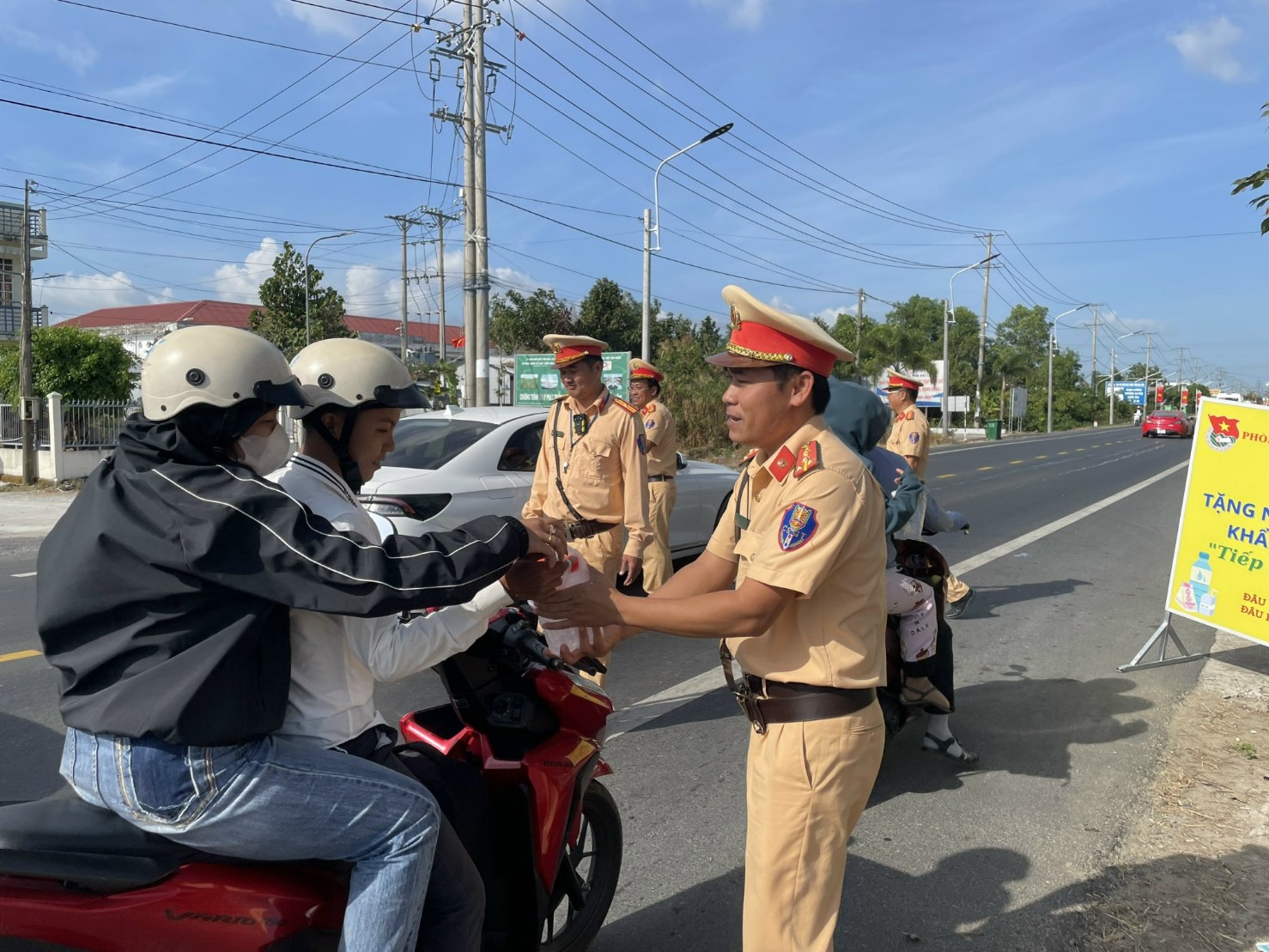 CLIP: Hành động khiến nhiều người xúc động của CSGT miền Tây dịp Tết