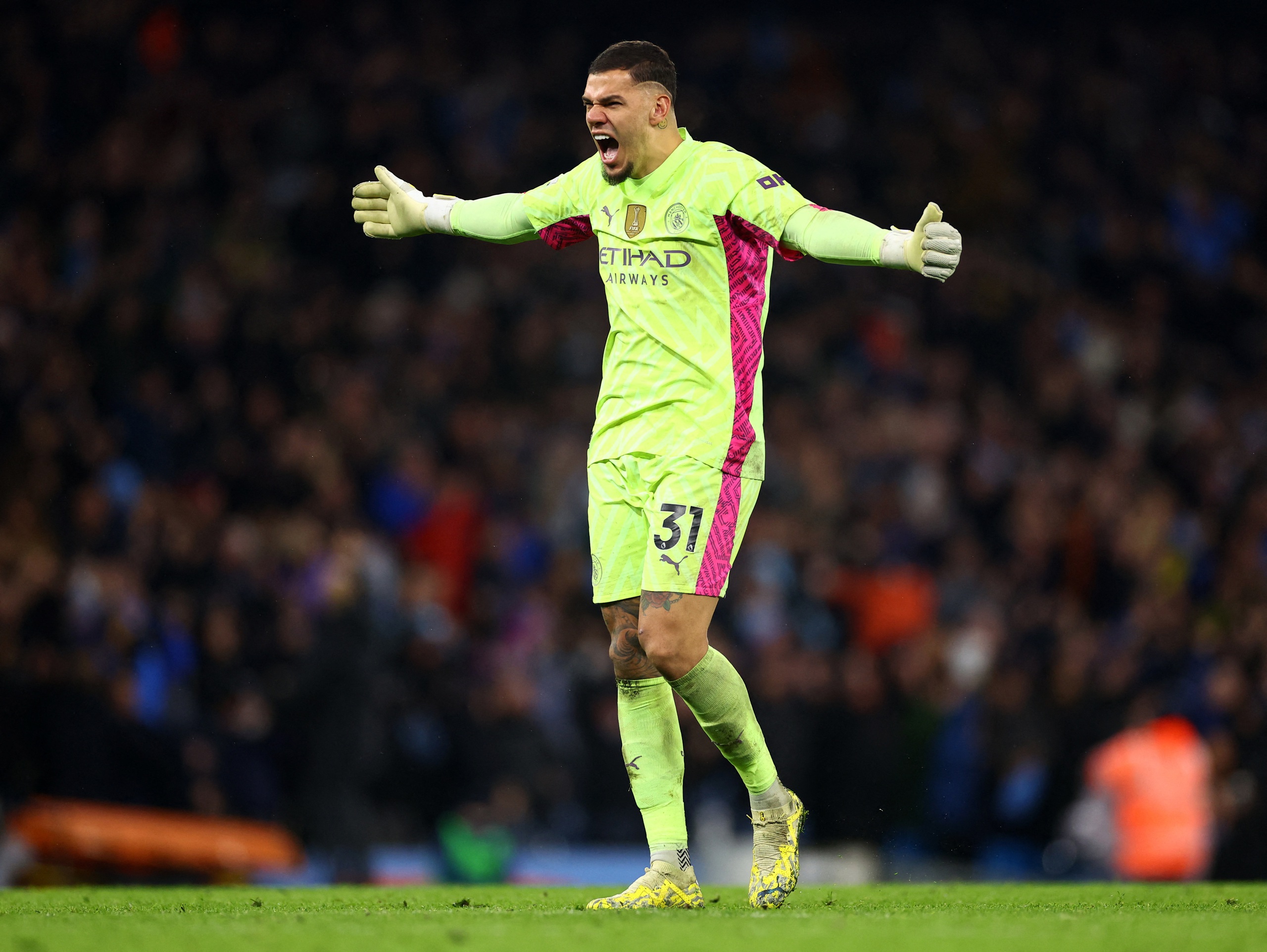 Ederson lập kỳ tích, Pep Guardiola lại khen... Phil Foden hết lời