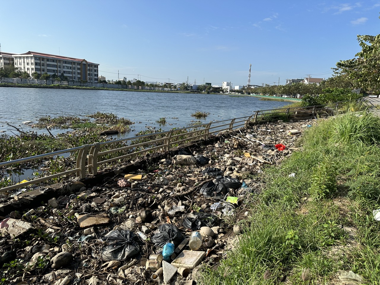 Tự ý "vẽ" thêm đường dọc hồ Búng Xáng ở Cần Thơ