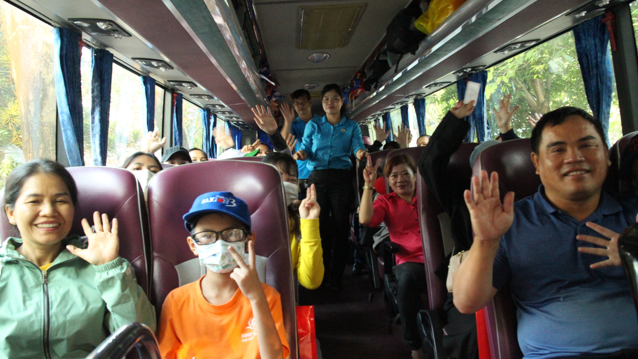 Công nhân về quê trên những chuyến xe miễn phí