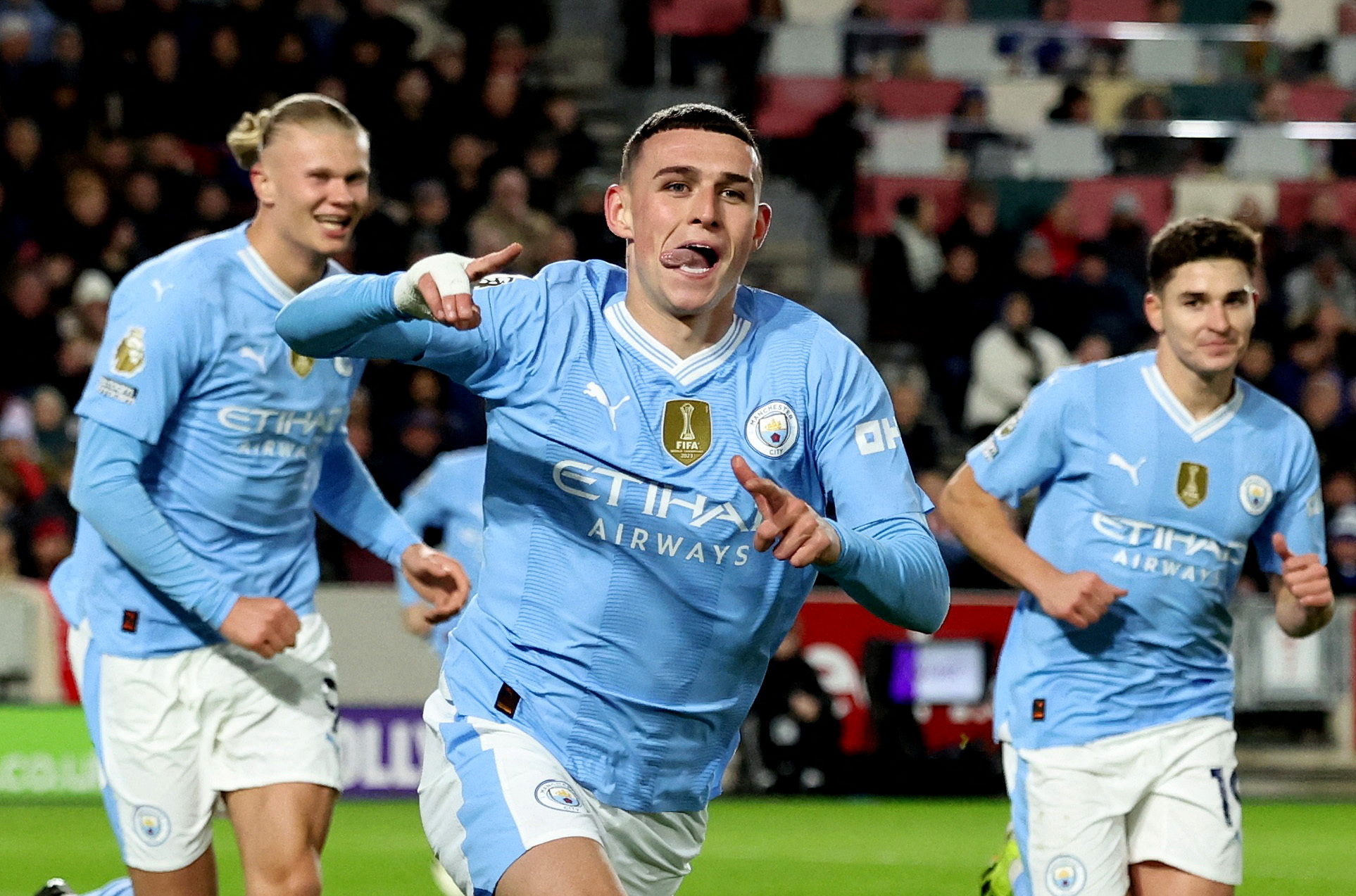 Hat-trick của Foden đưa Man City áp sát ngôi đầu Ngoại hạng Anh