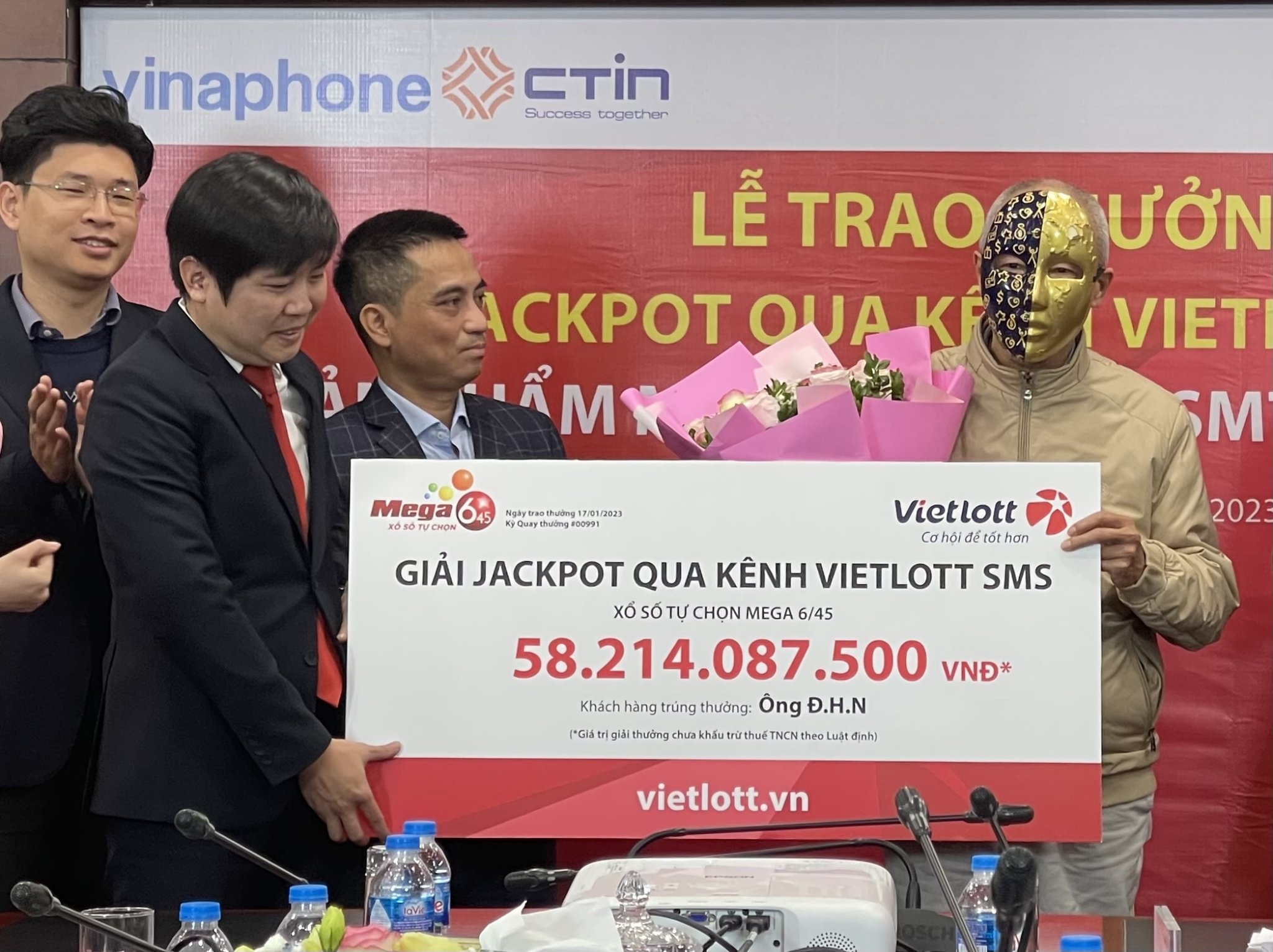 Người trúng giải Jackpot vé số Vietlott làm gì để nhận thưởng?