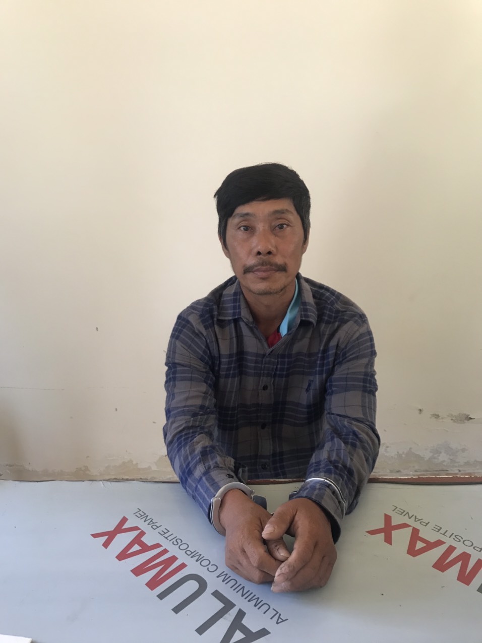 Chồng giết vợ lớn hơn 16 tuổi rồi phi tang thi thể xuống kênh