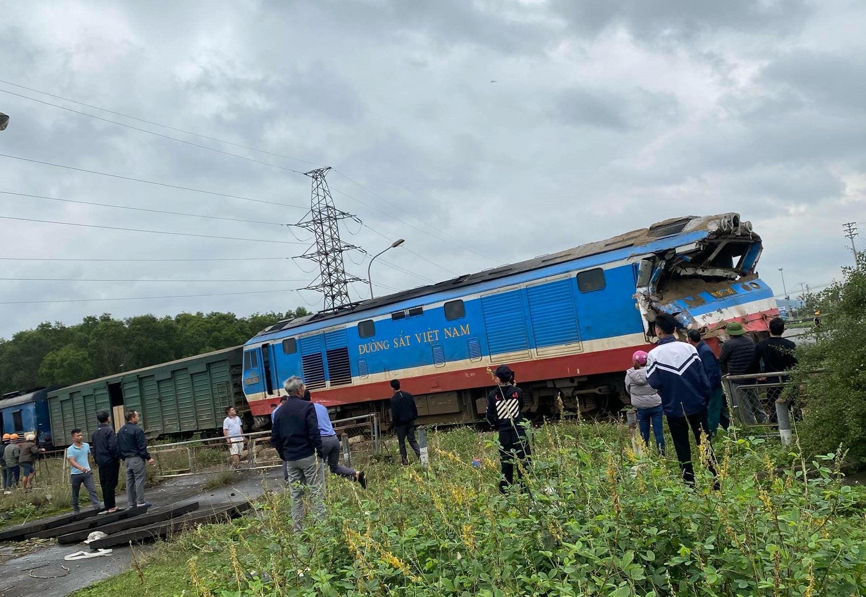 Tàu khách SE8 tông xe đầu kéo chở đầy cát