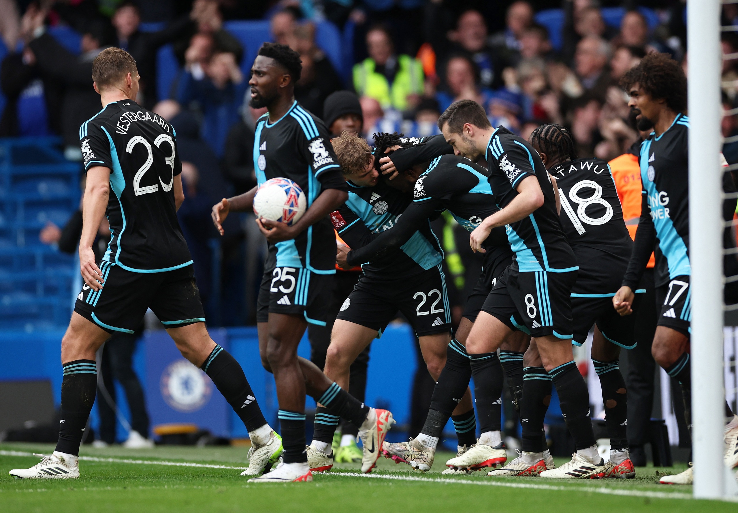 Sterling gieo "thảm họa", Chelsea thắng nghẹt thở Leicester