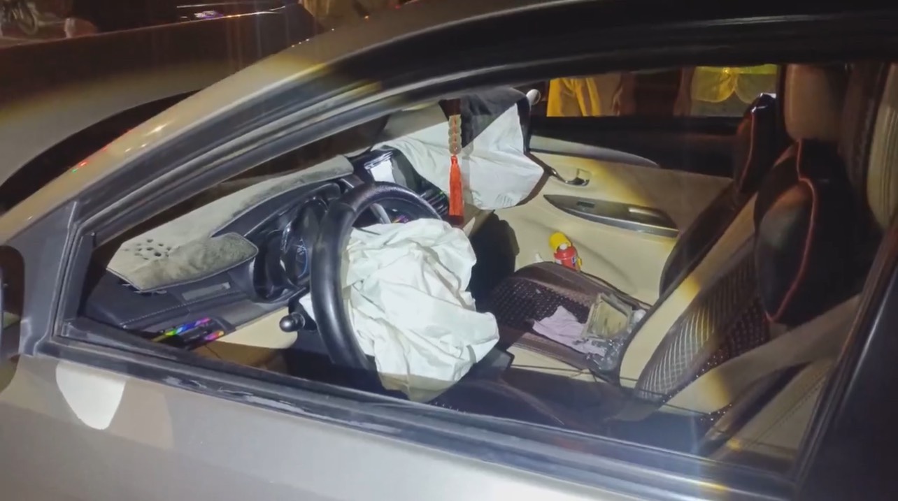 CLIP: Xe đầu kéo va chạm liên hoàn 3 ô tô