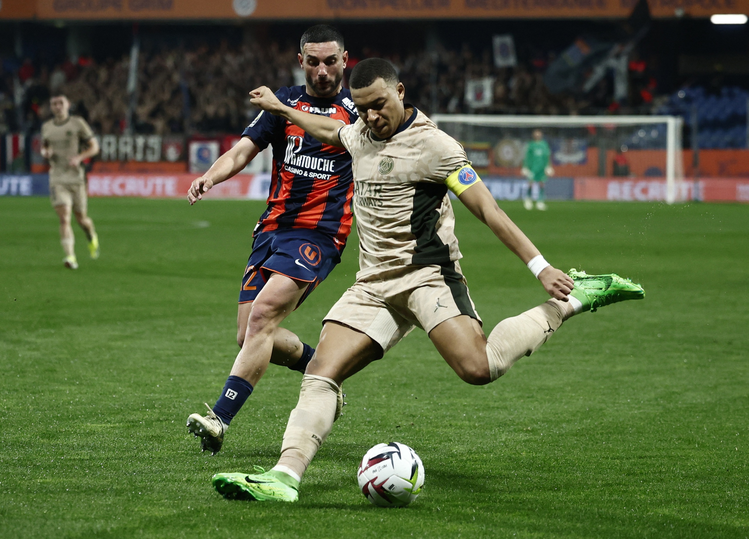 "Chiếc giày vàng châu Âu": Kylian Mbappe đua Harry Kane