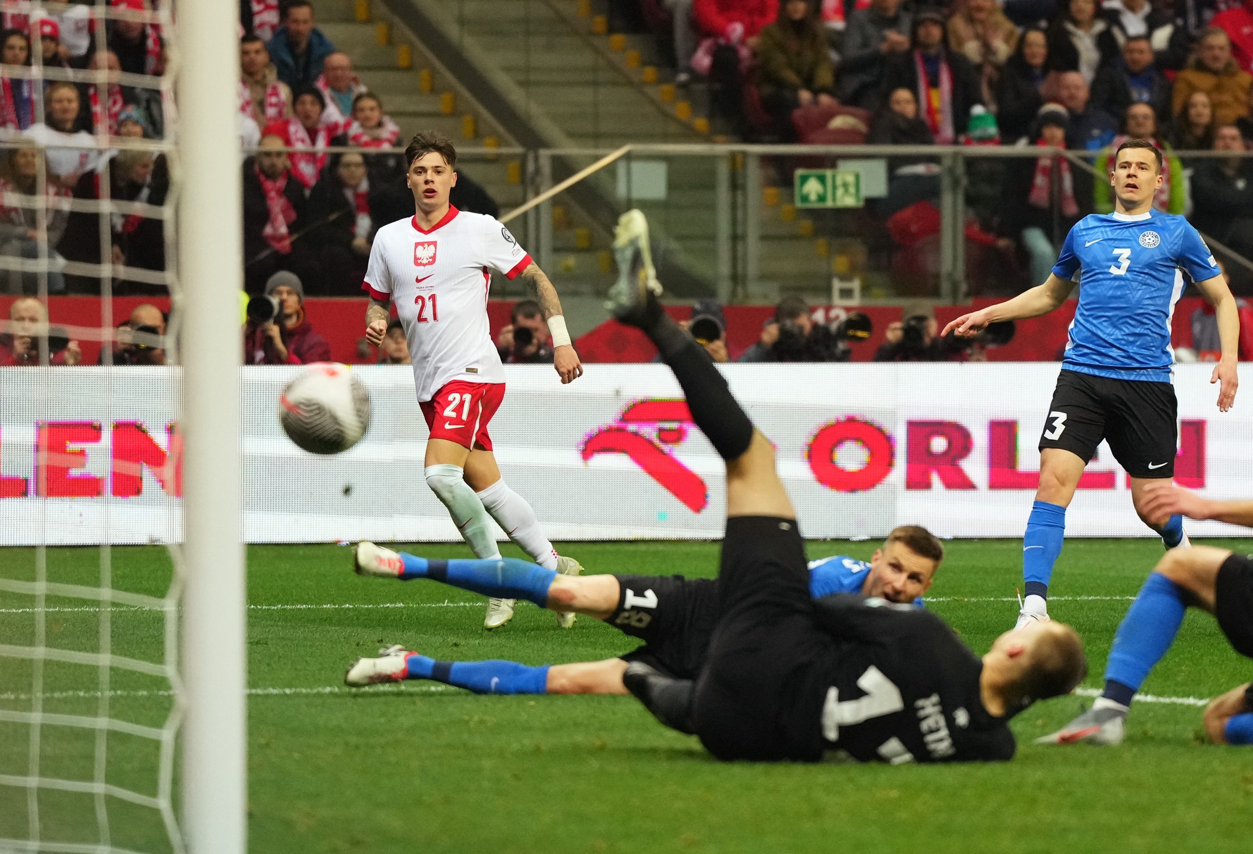 Lewandowski "dạo chơi" vòng play-off EURO, Ba Lan hạ Estonia 5-1
