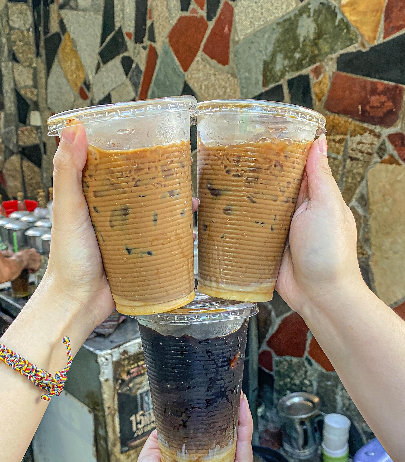 "Hết rồi con ơi!"
