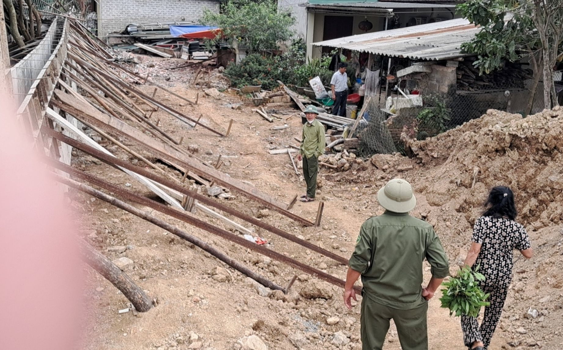 Máy múc làm đổ tường rào, người đàn ông bị đè tử vong