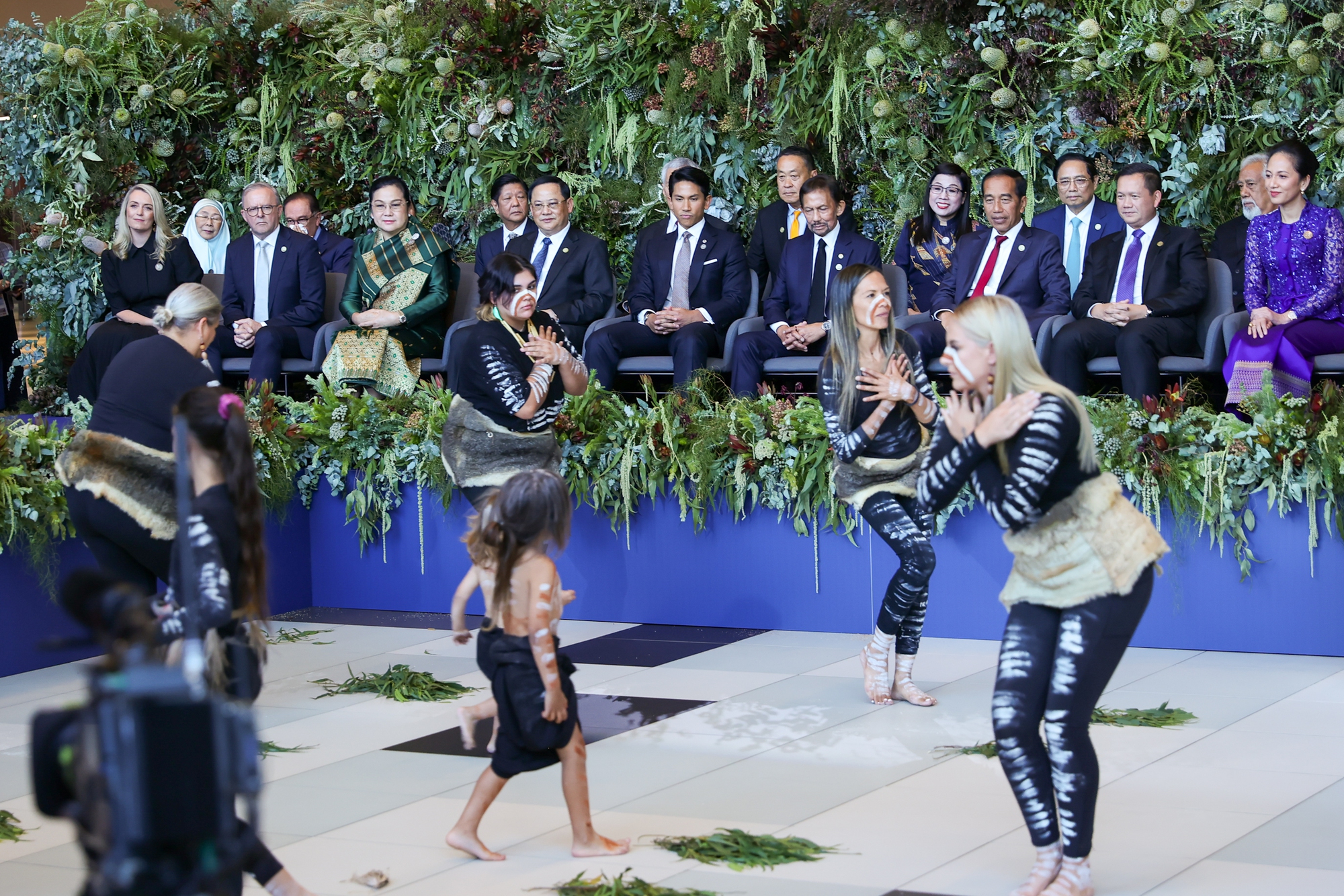 Cận cảnh lễ đón Thủ tướng và các Trưởng đoàn tham dự Hội nghị Cấp cao ...