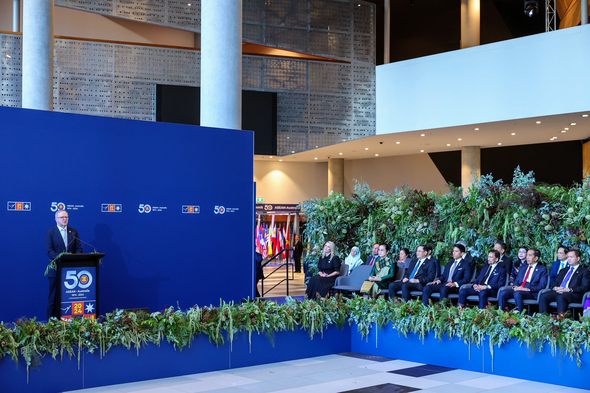 Cận cảnh lễ đón Thủ tướng và các Trưởng đoàn tham dự Hội nghị Cấp cao ...