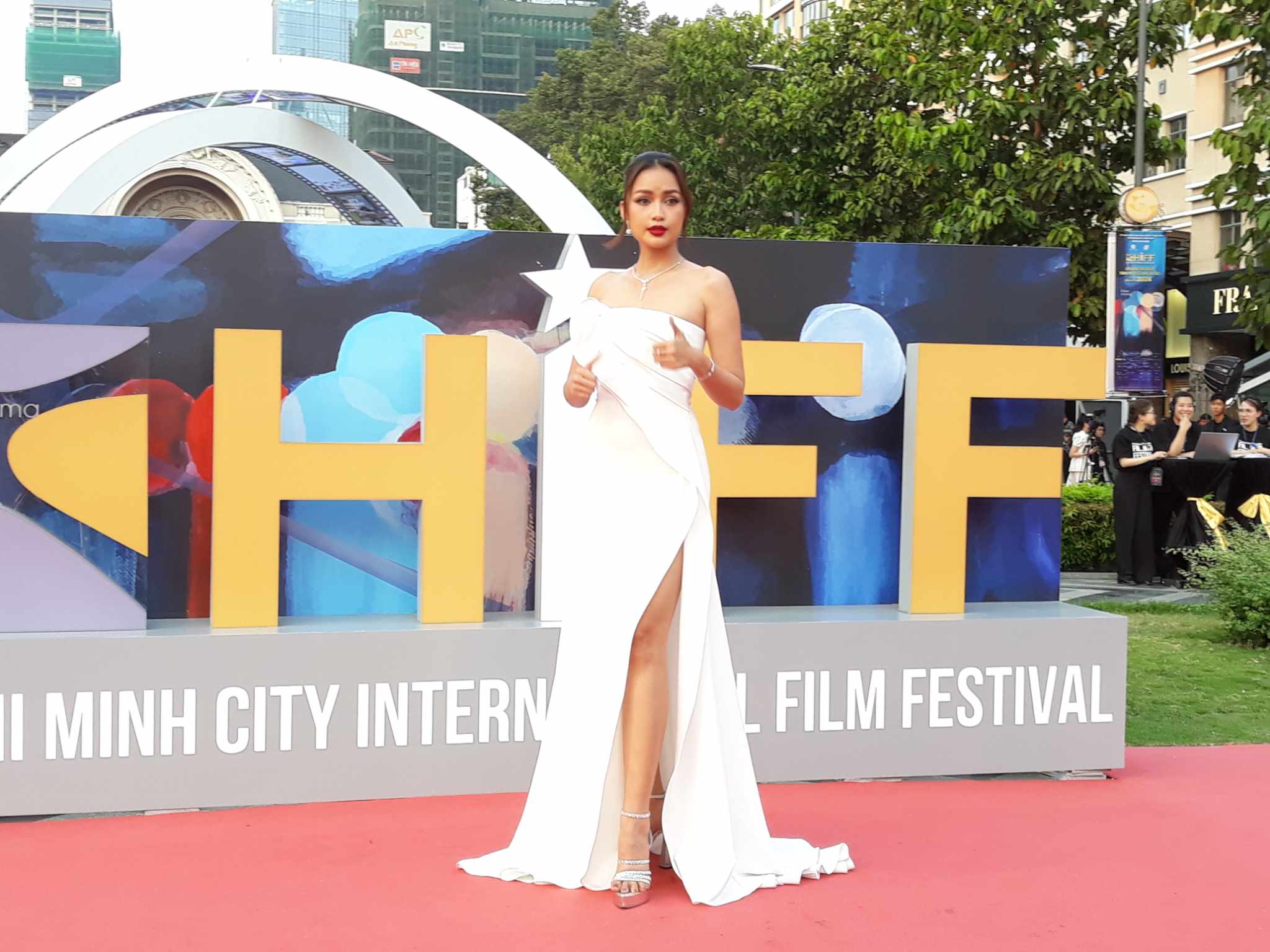Hoa hậu Tiểu Vy lung linh trên thảm đỏ bế mạc HIFF 2024