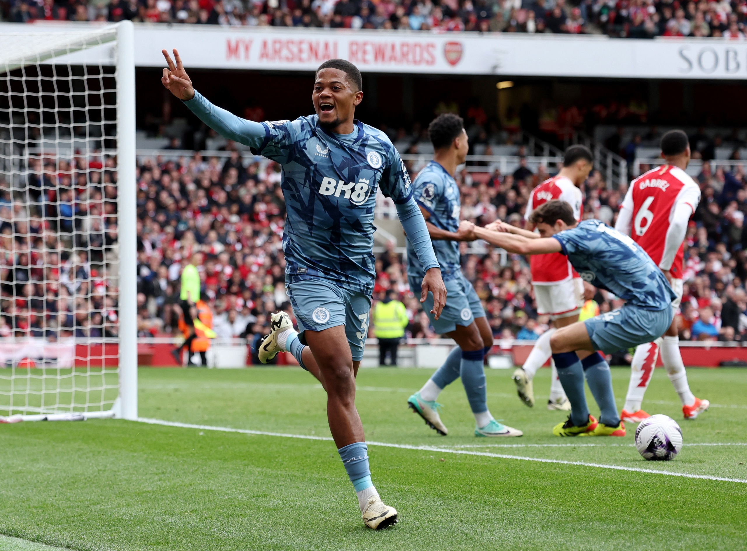 Arsenal thua sốc sân nhà, ngôi đỉnh bảng trao tay Man City