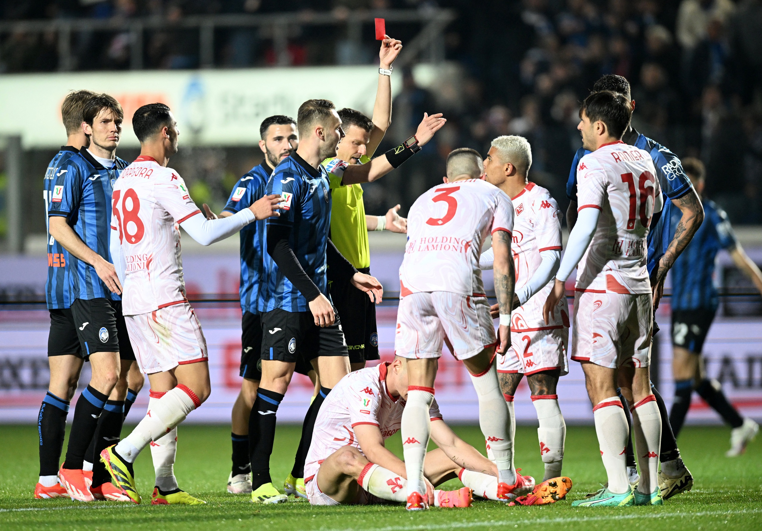 Trận bán kết Coppa Italia kịch tính giữa Atalanta và Fiorentina